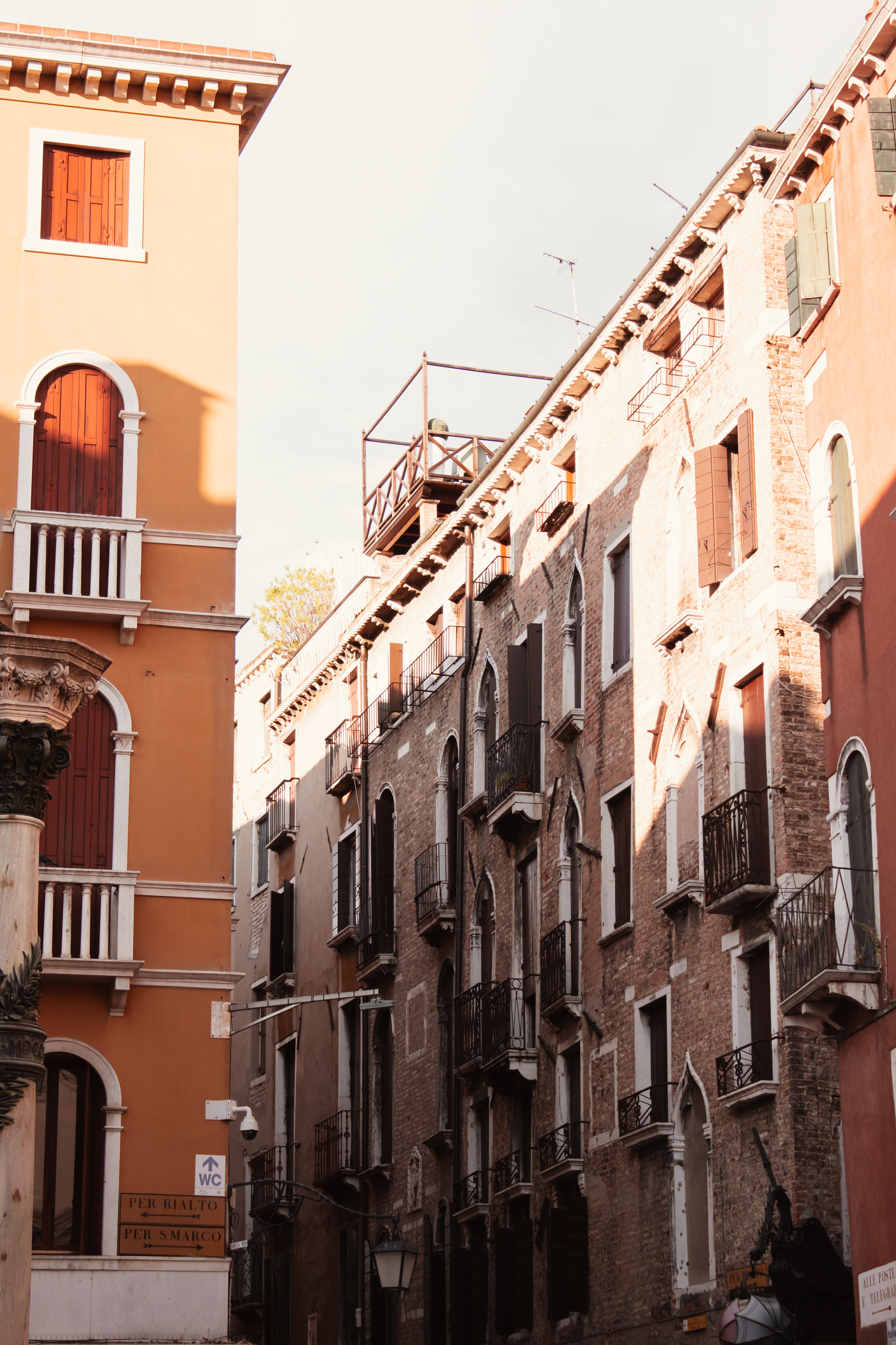 Traditional Tenements in Sunlight in Venice · Free Stock Photo