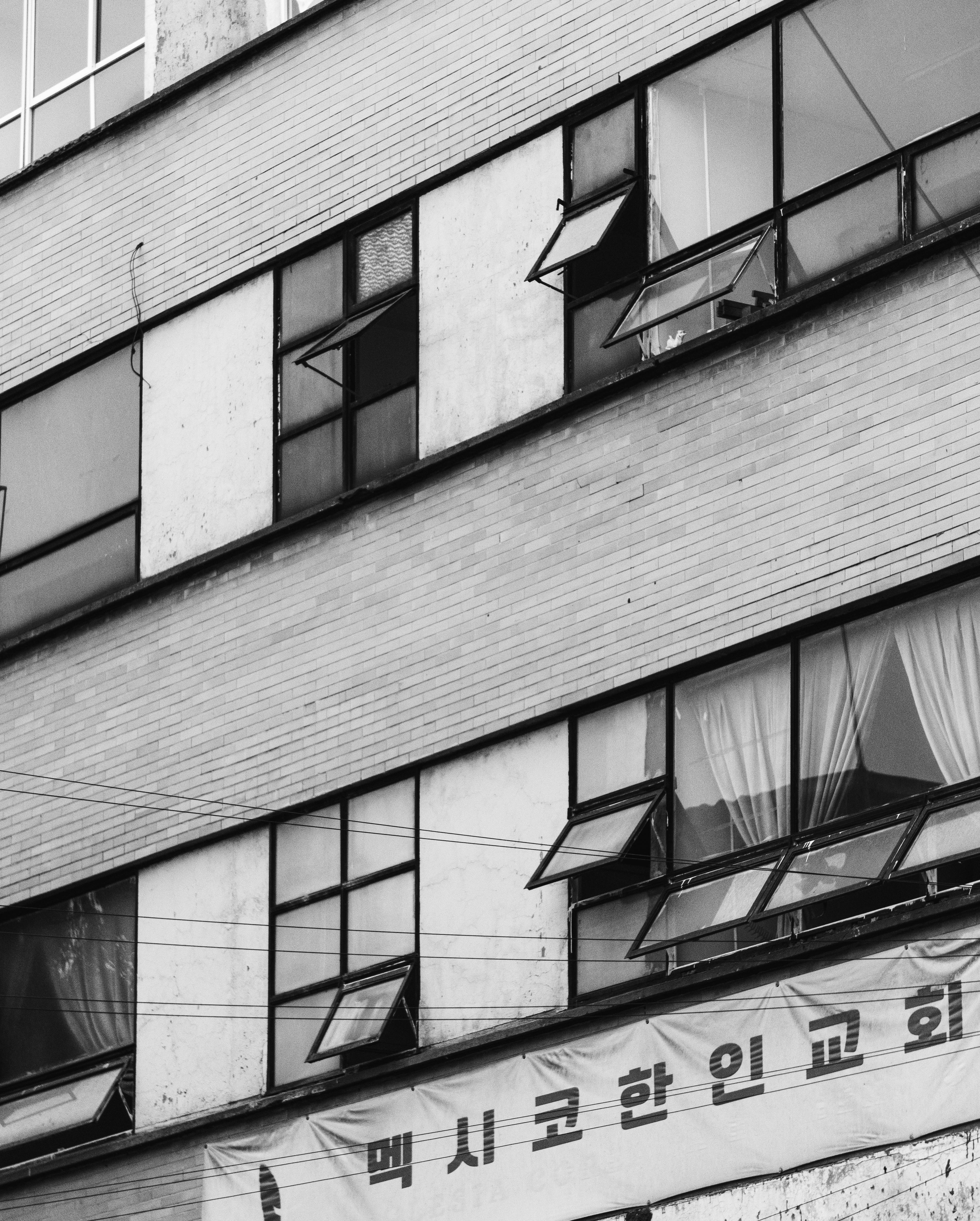 Wall of Block of Flats in Black and White · Free Stock Photo