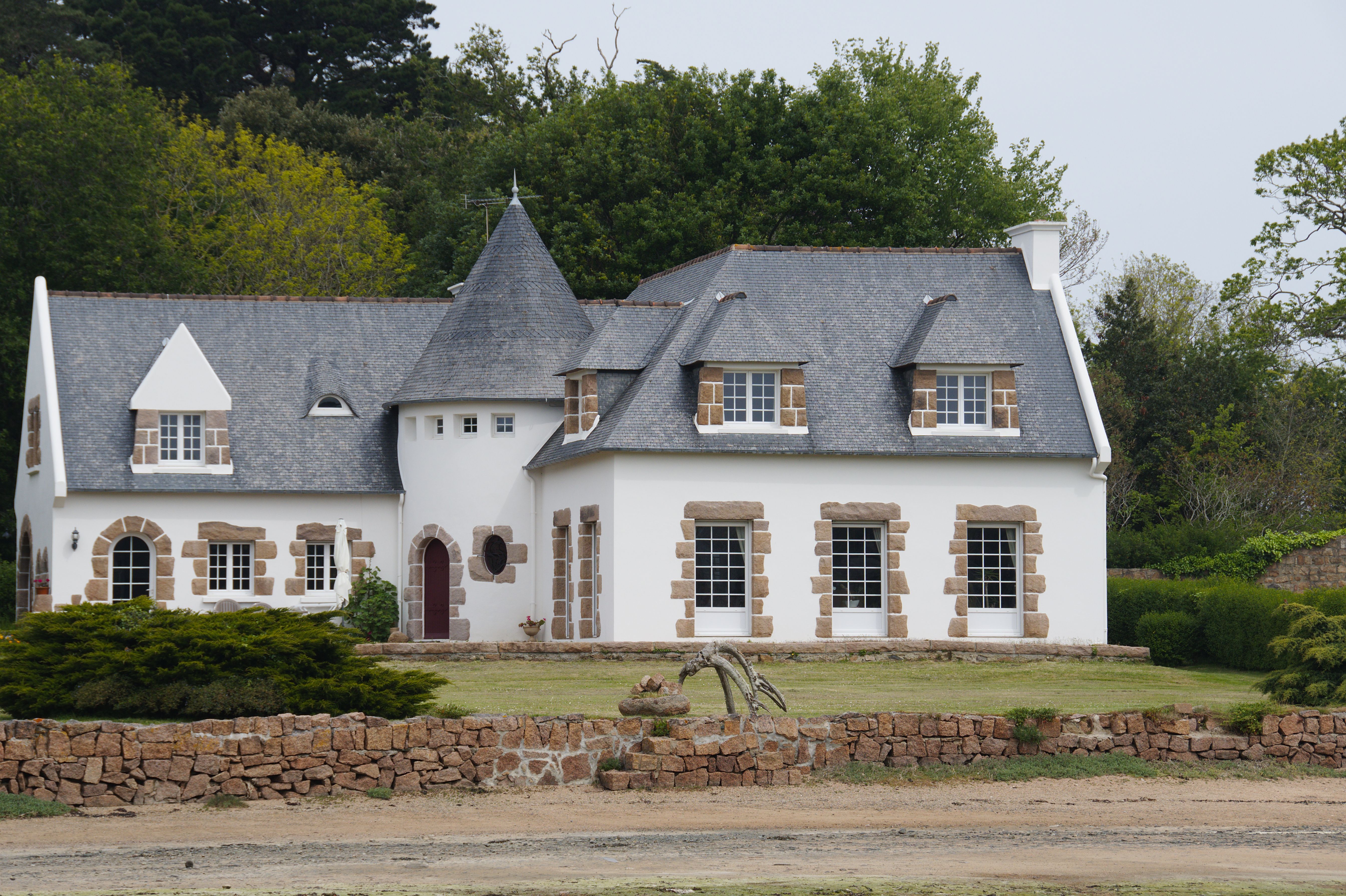 Exterior of a Manor · Free Stock Photo