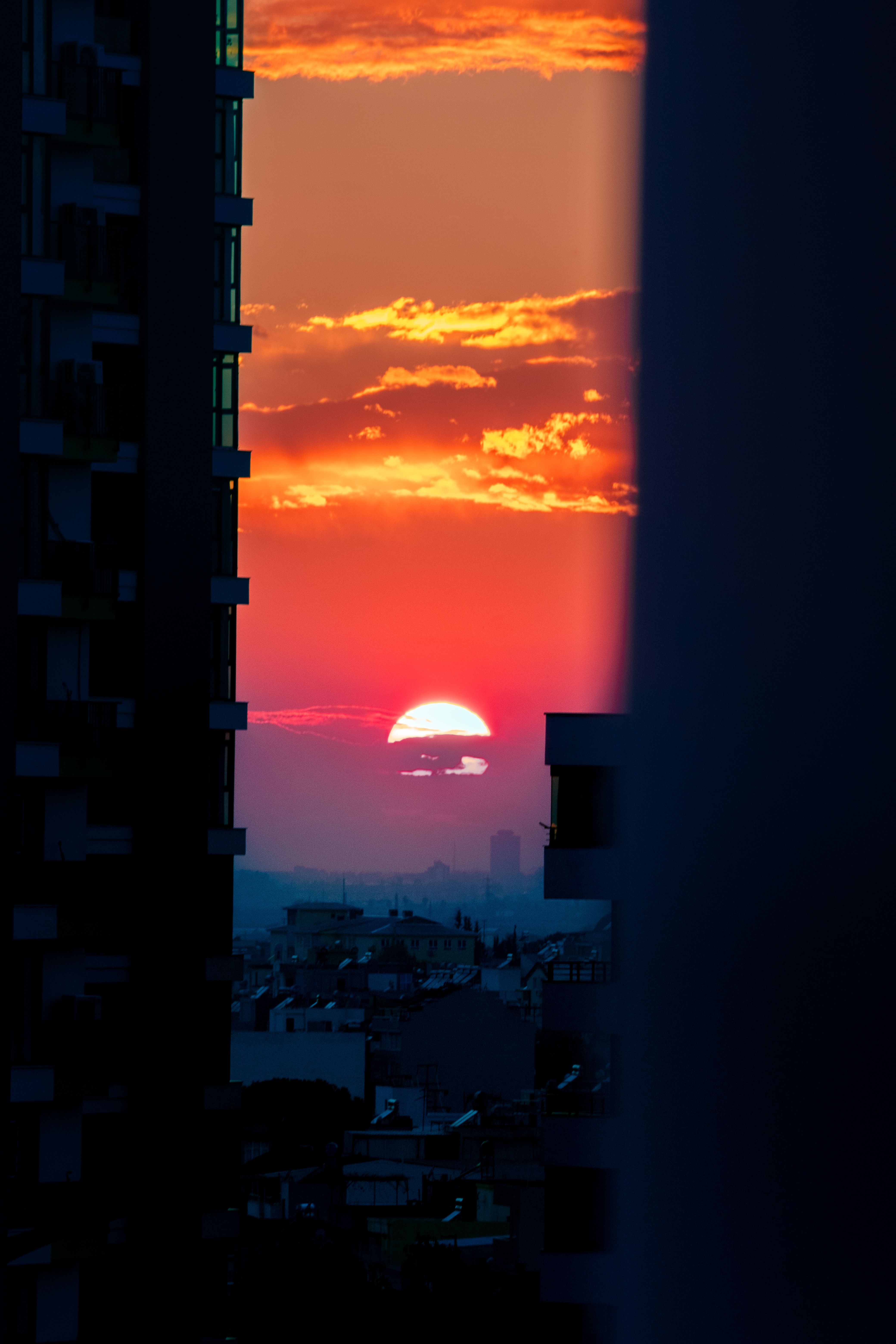 The sun is setting over a city skyline · Free Stock Photo