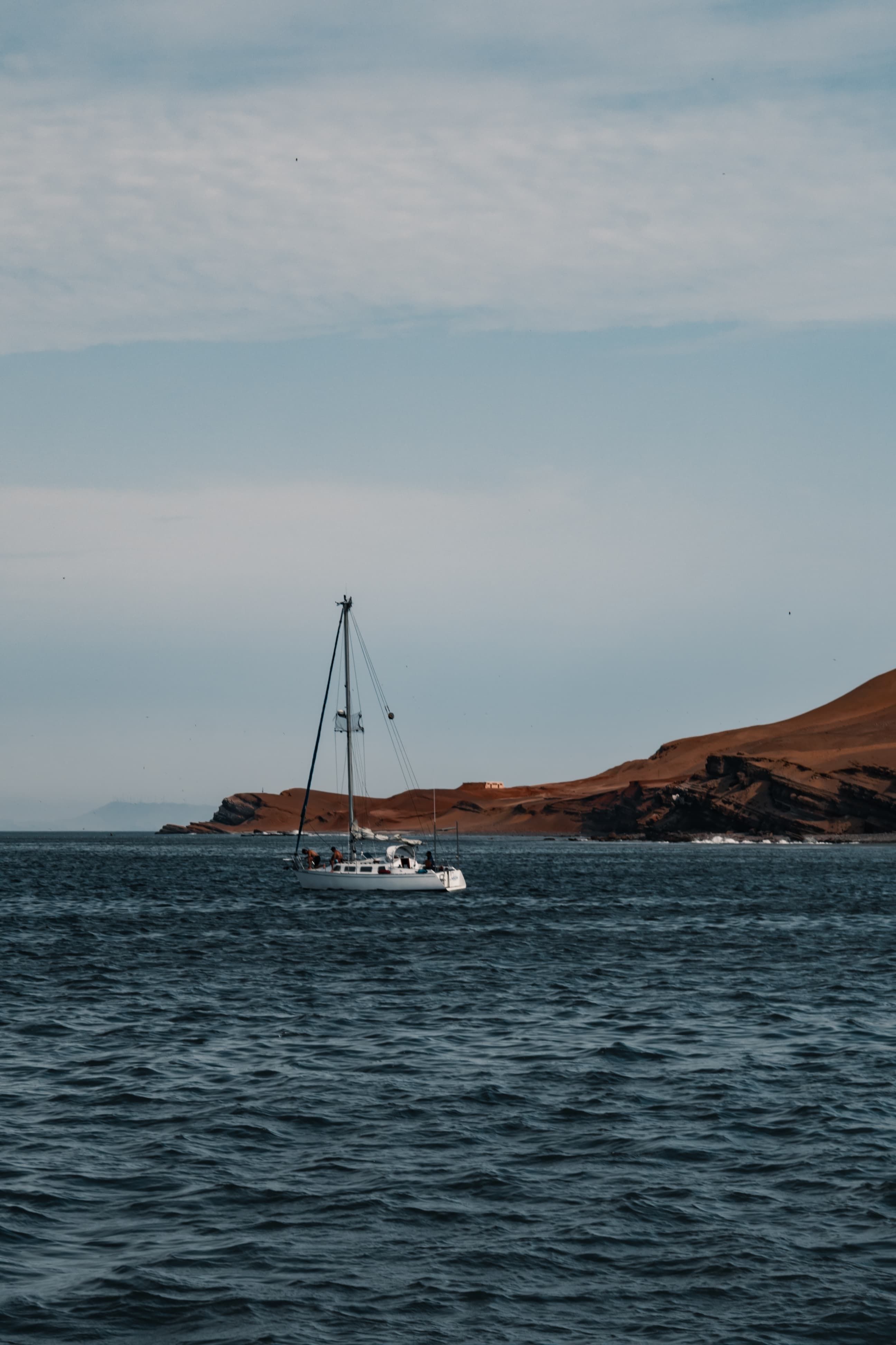 Velero En La Orilla Del Mar · Foto de stock gratuita