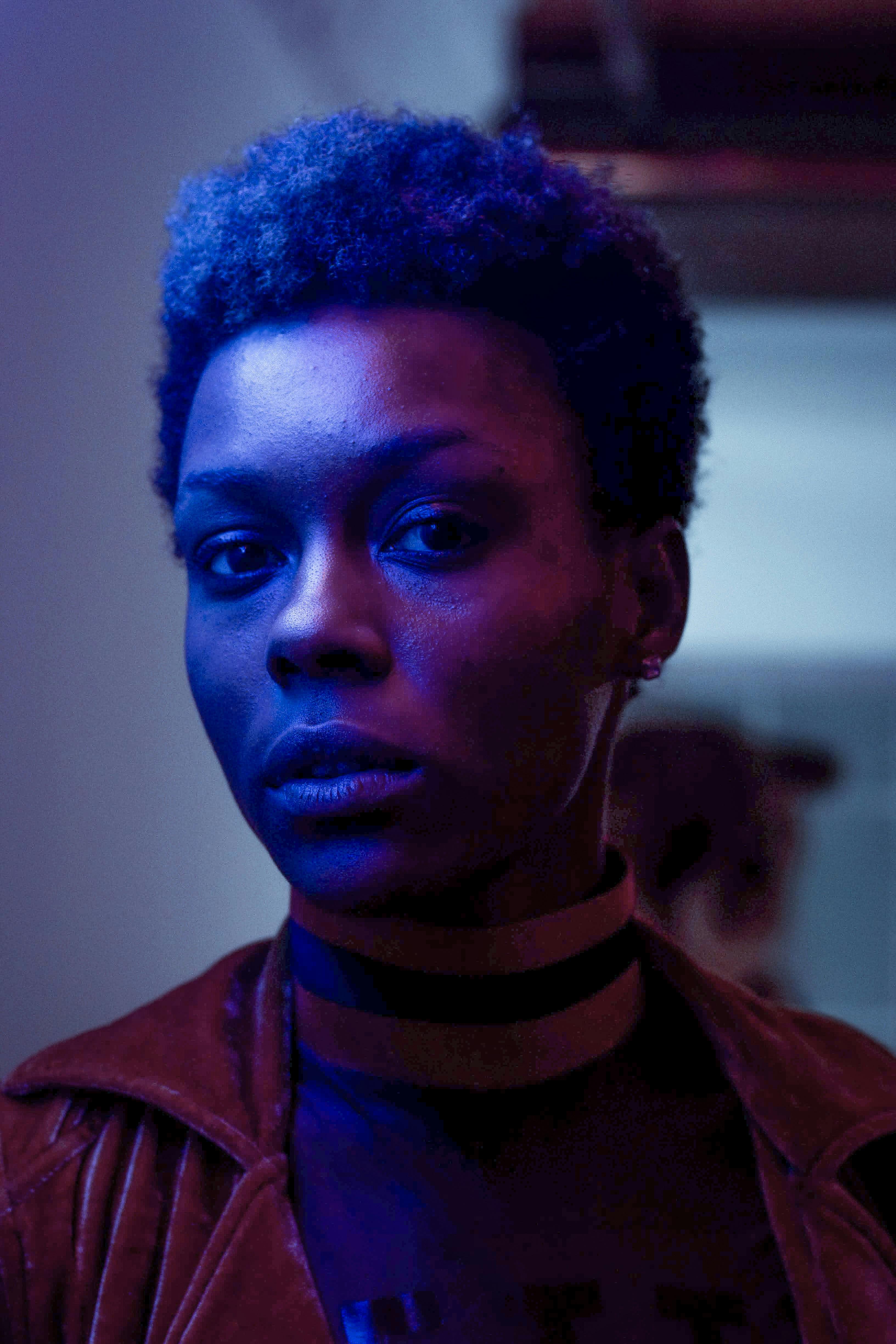 Persona Bajo Luz Azul · Foto de stock gratuita