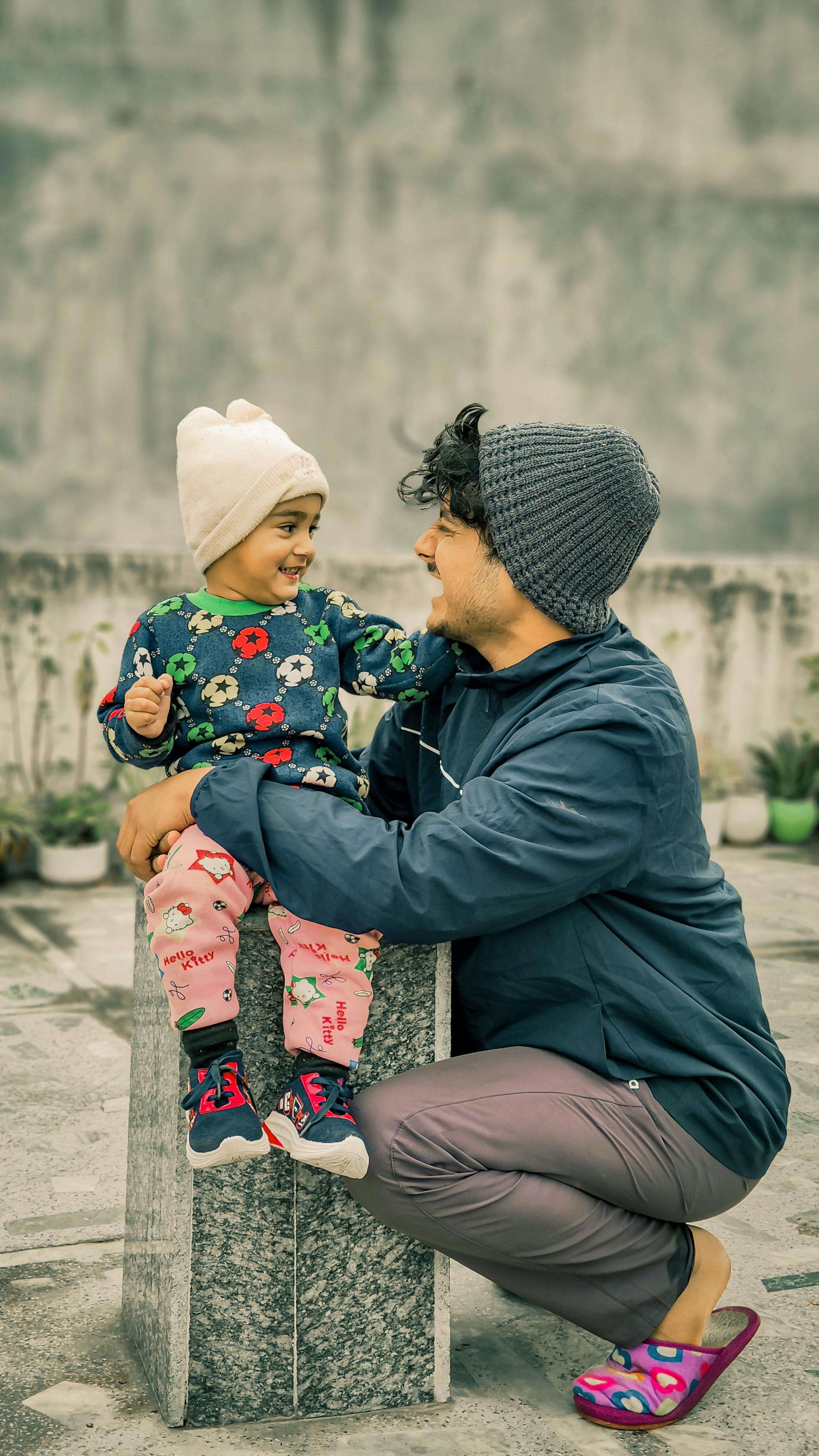 Father with His Small Child in the Courtyard · Free Stock Photo