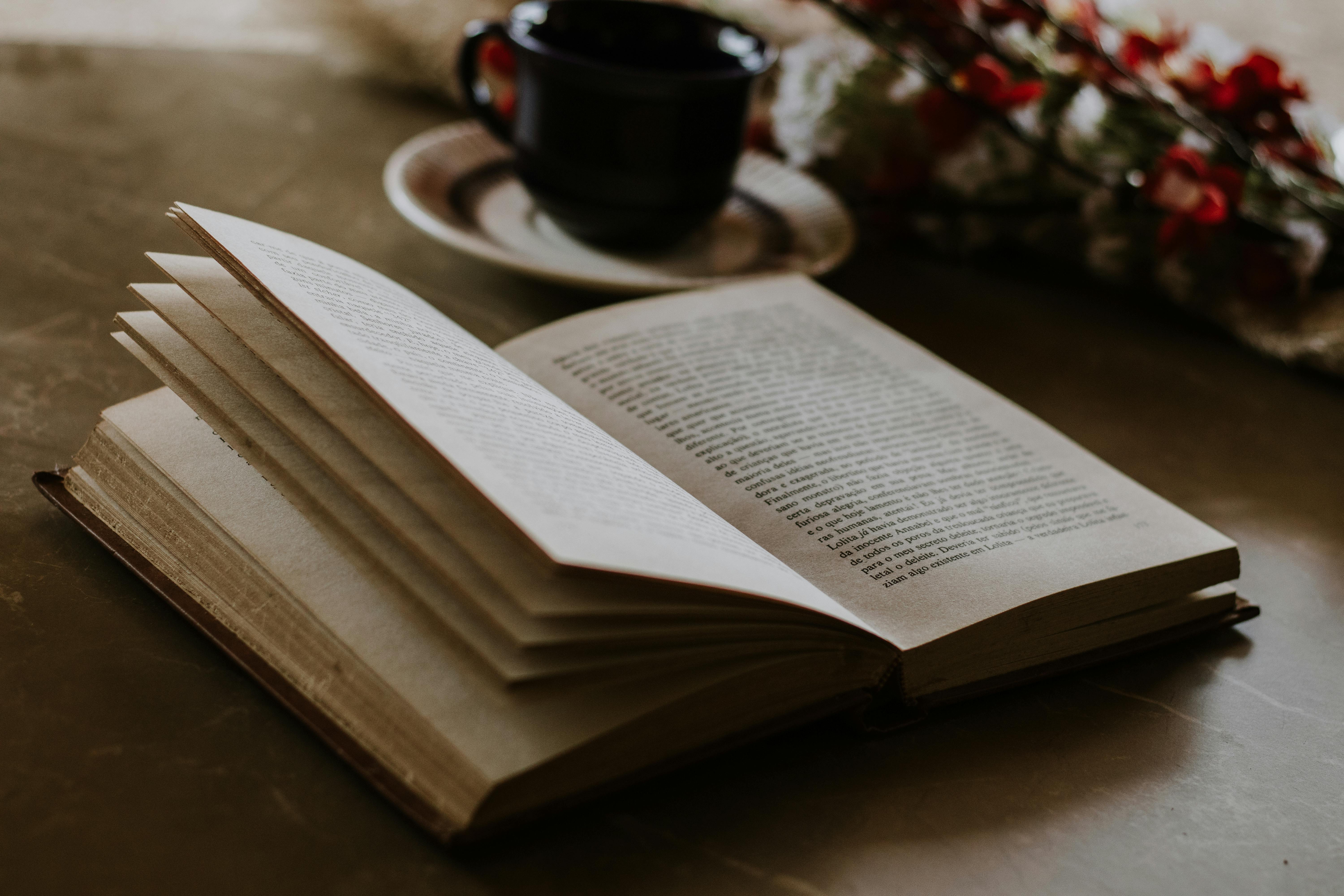 Kostenloses Foto zum Thema: #indoor, blumen, brauner tisch, buch ...