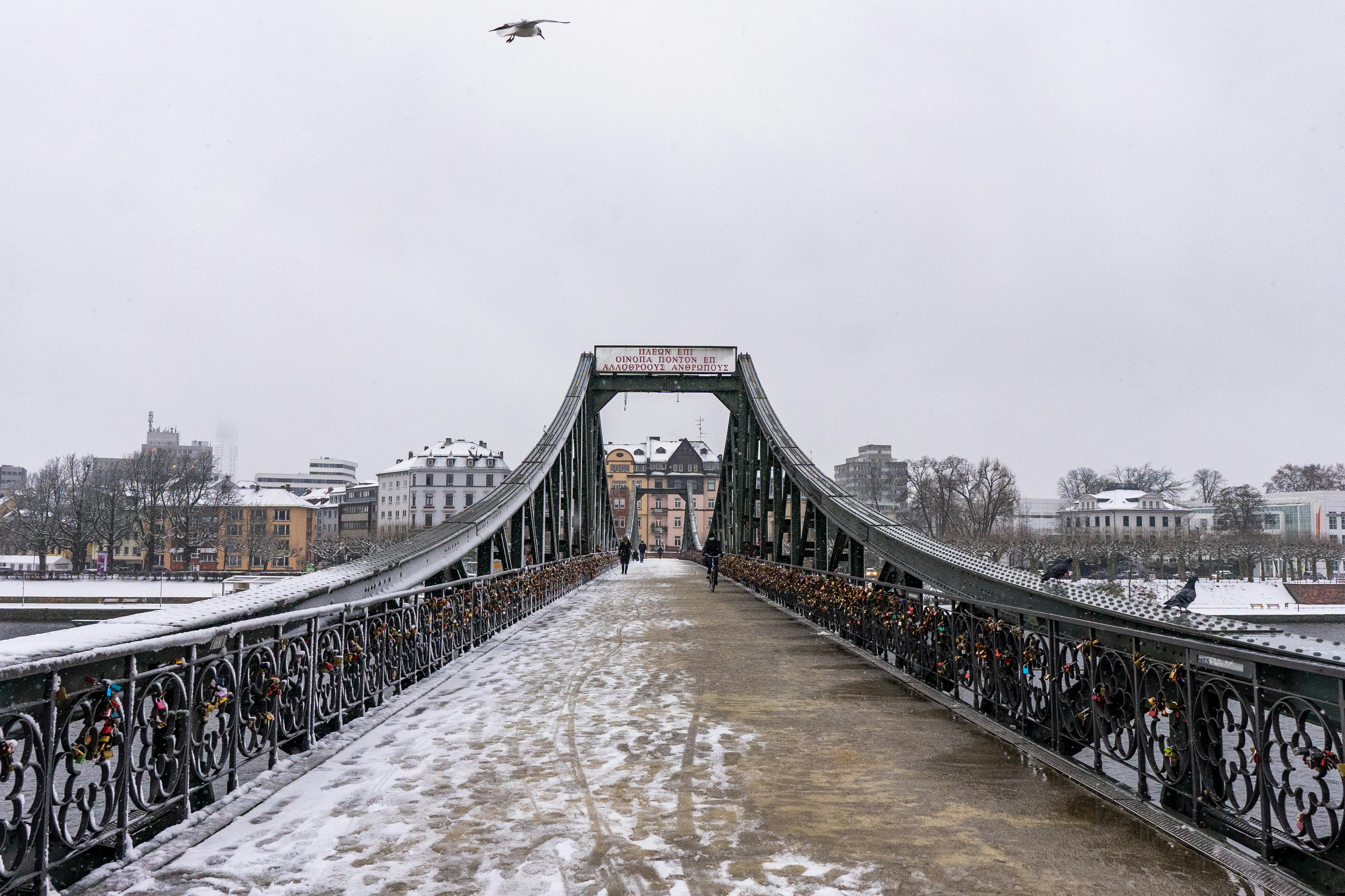 Iron Footbridge in Frankfurt in Winter · Free Stock Photo