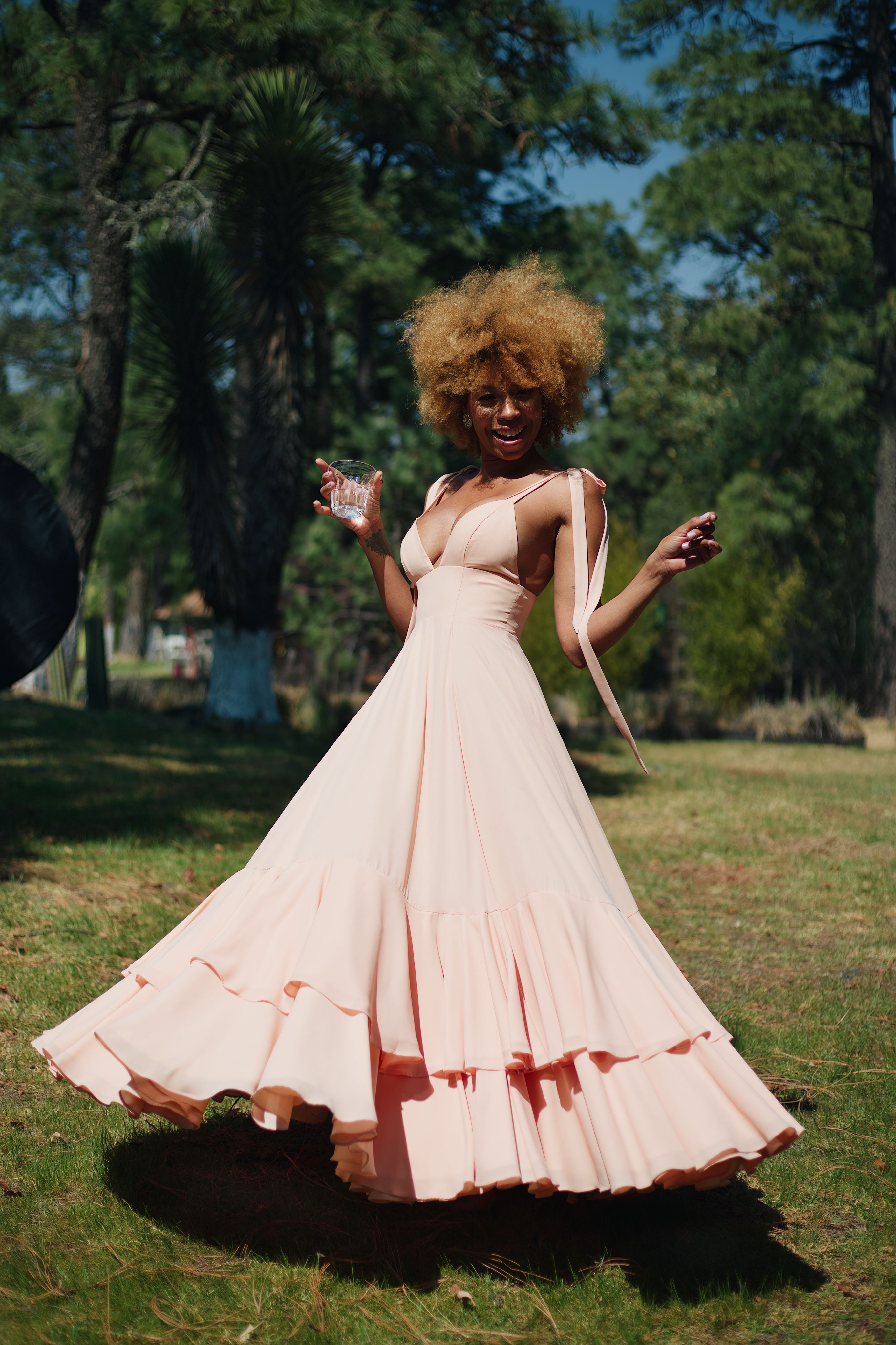 Modelo Em Um Vestido De Baile Rosa Com Um Copo No Parque · Foto ...