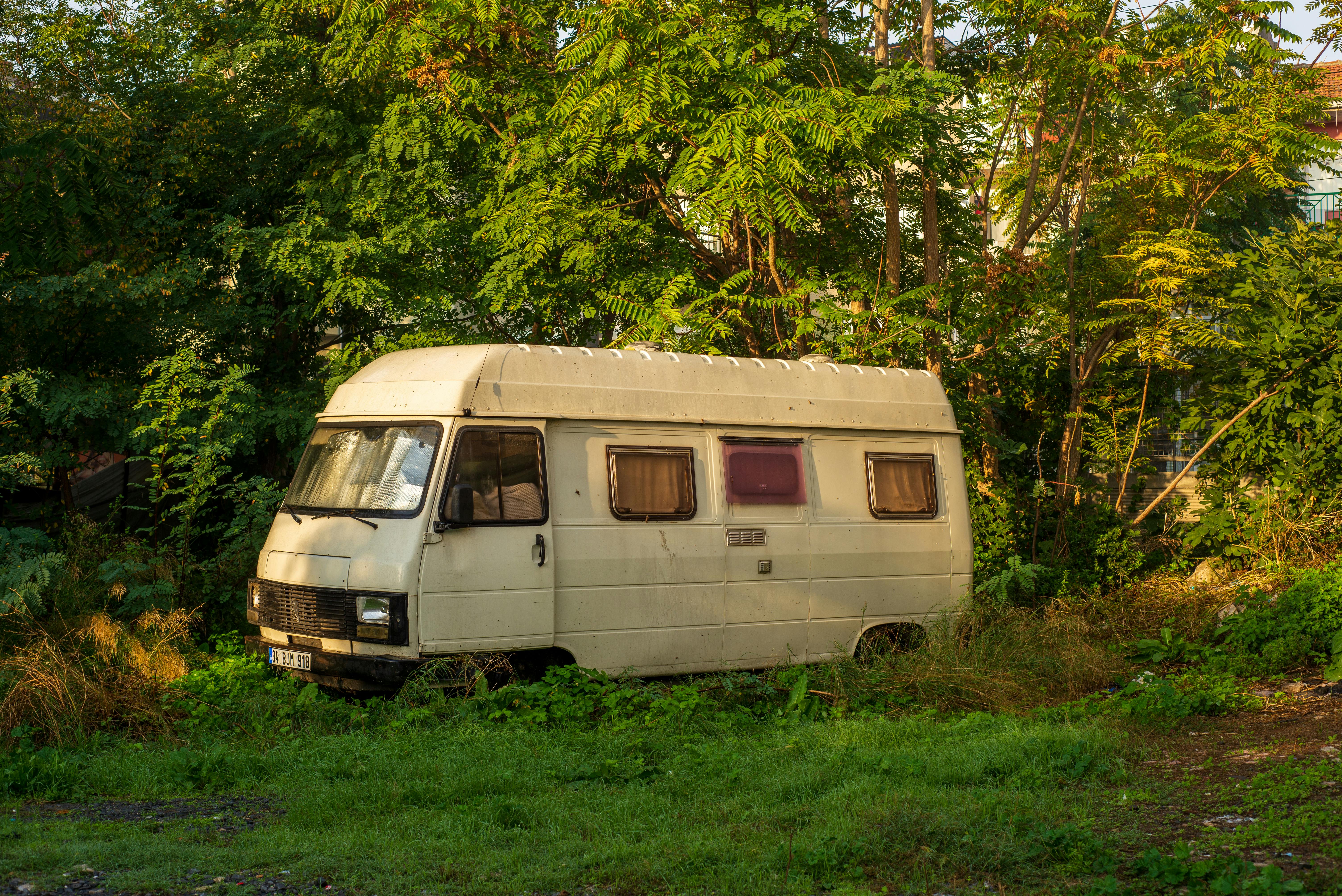 An old camper van parked in the grass · Free Stock Photo