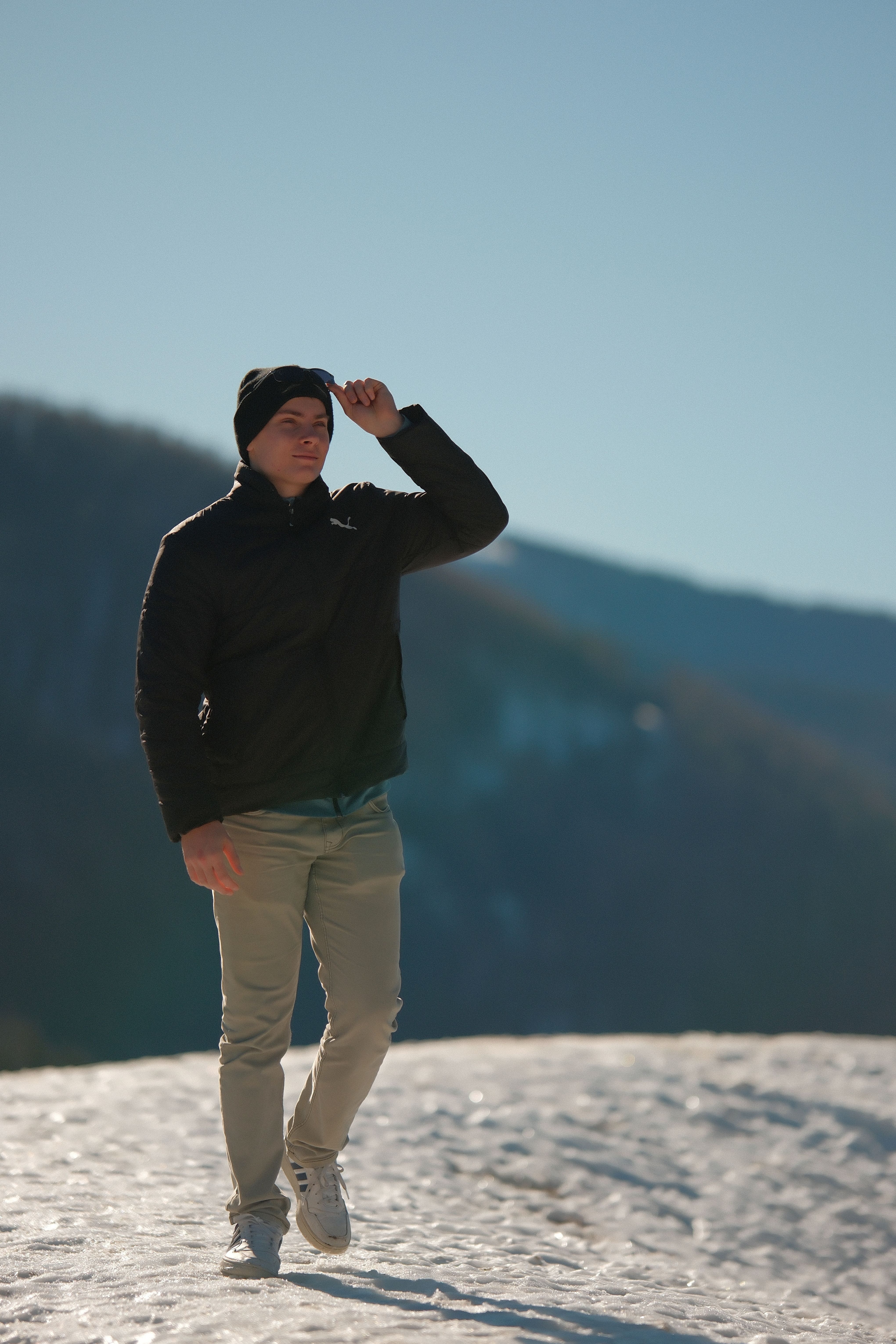 Man in a Mountain Valley in Sunlight · Free Stock Photo