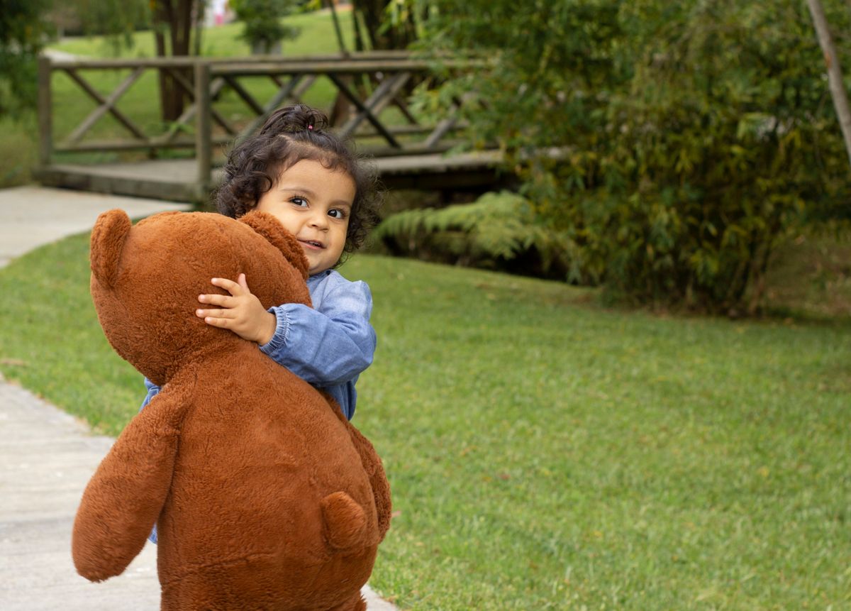 Child Holding Teddy Bear Photos, Download The BEST Free Child Holding ...