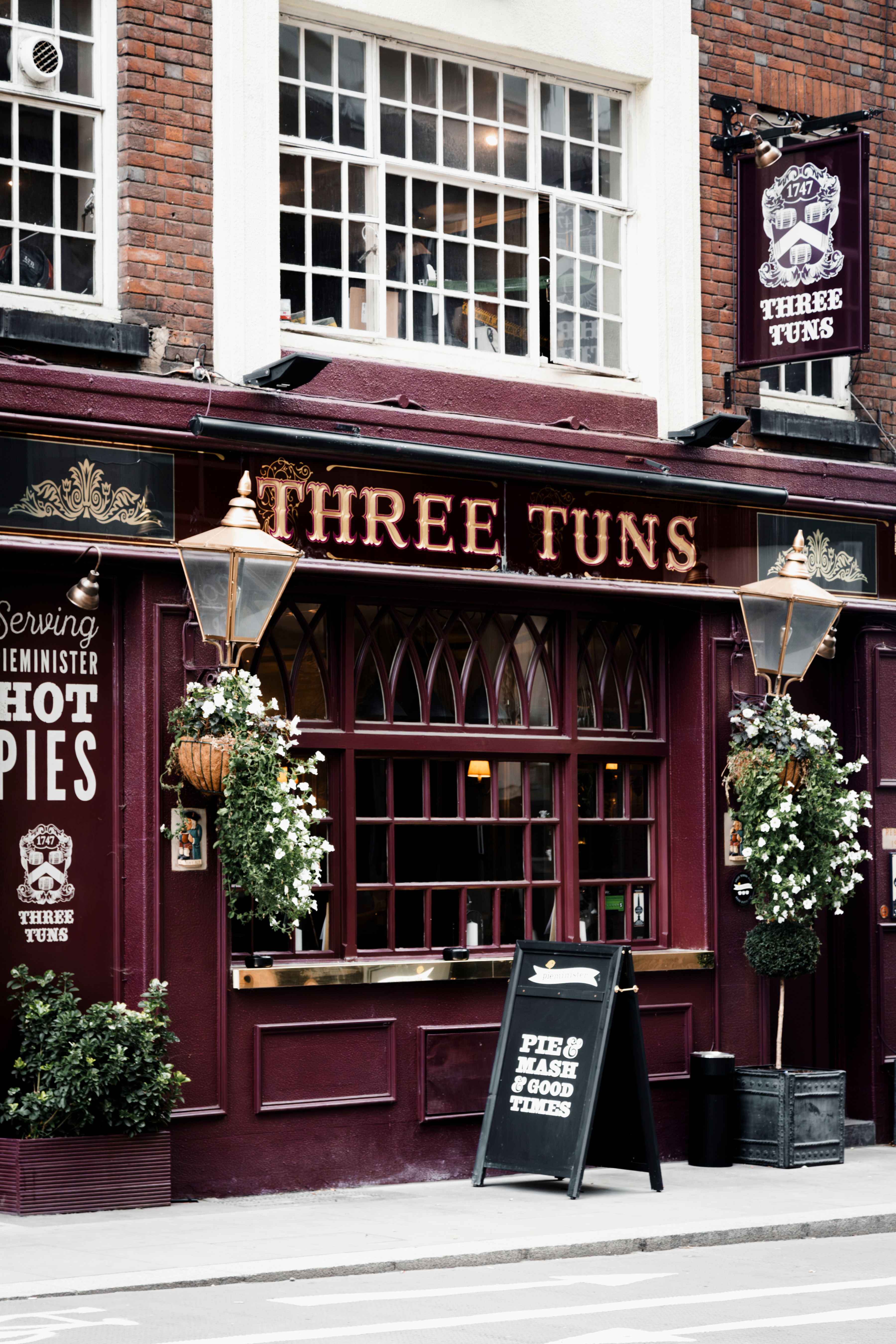 Street View of a London Pub · Free Stock Photo