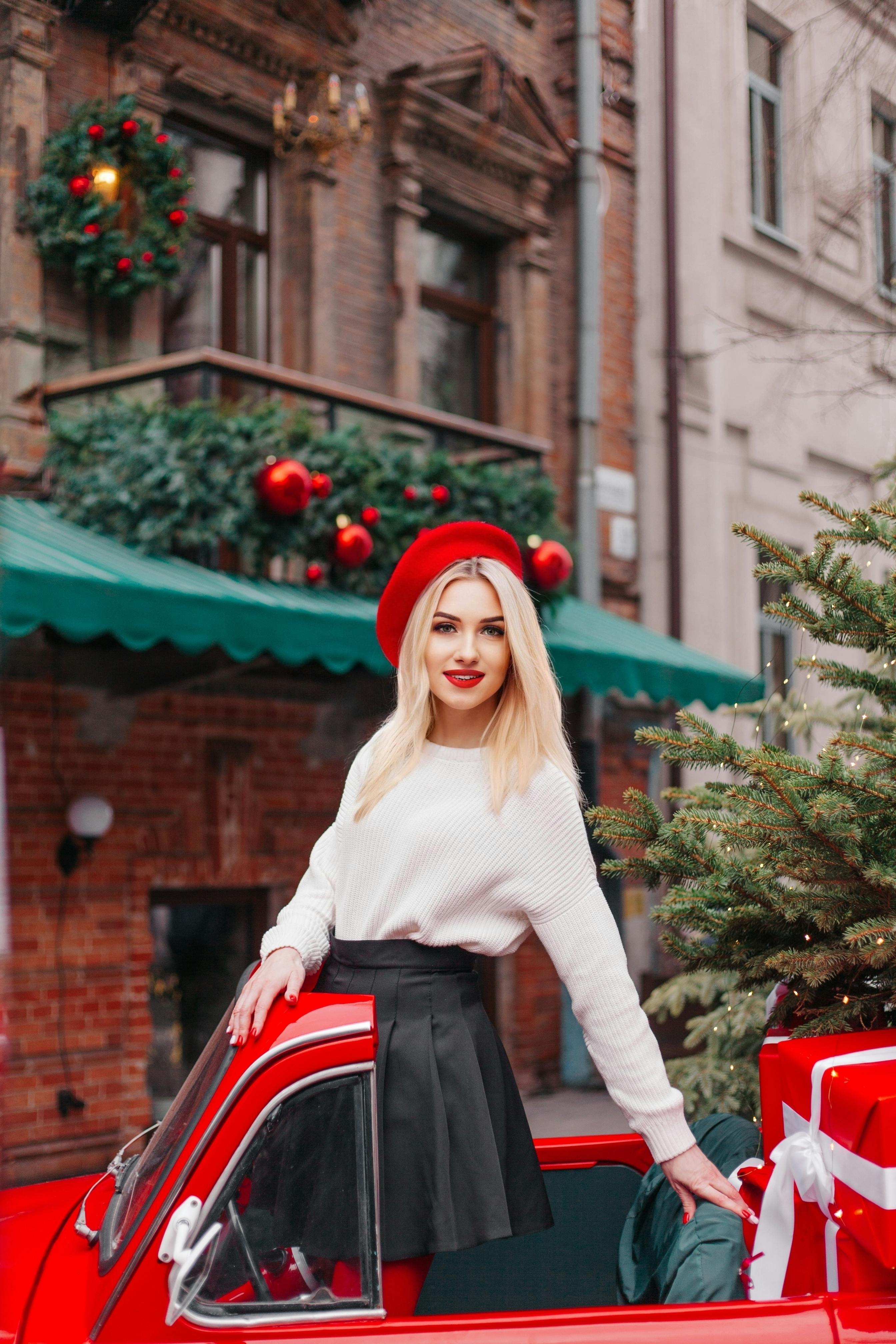 Blonde Woman in Red Beret in Car for Christmas · Free Stock Photo