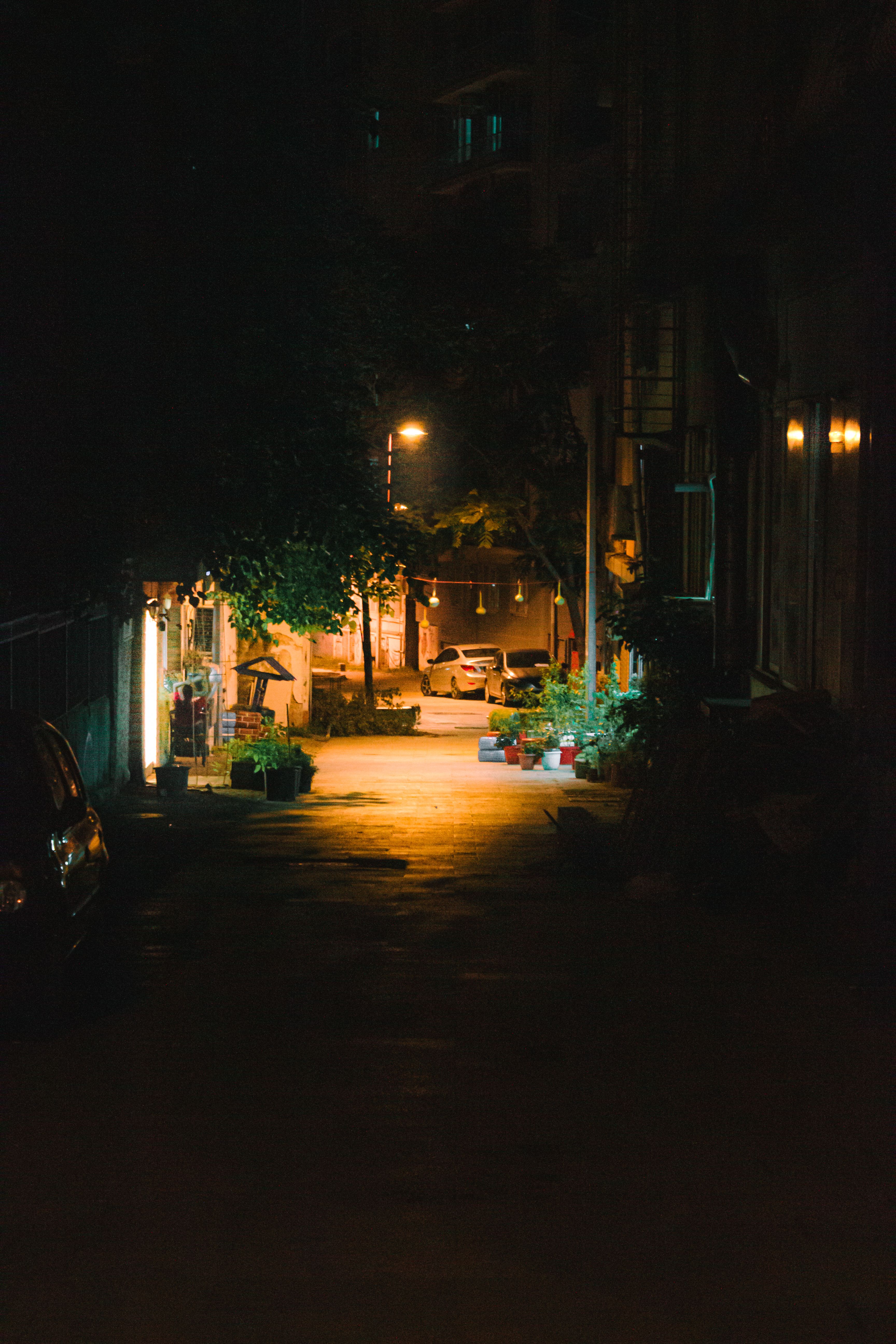 Side Alley at Night · Free Stock Photo