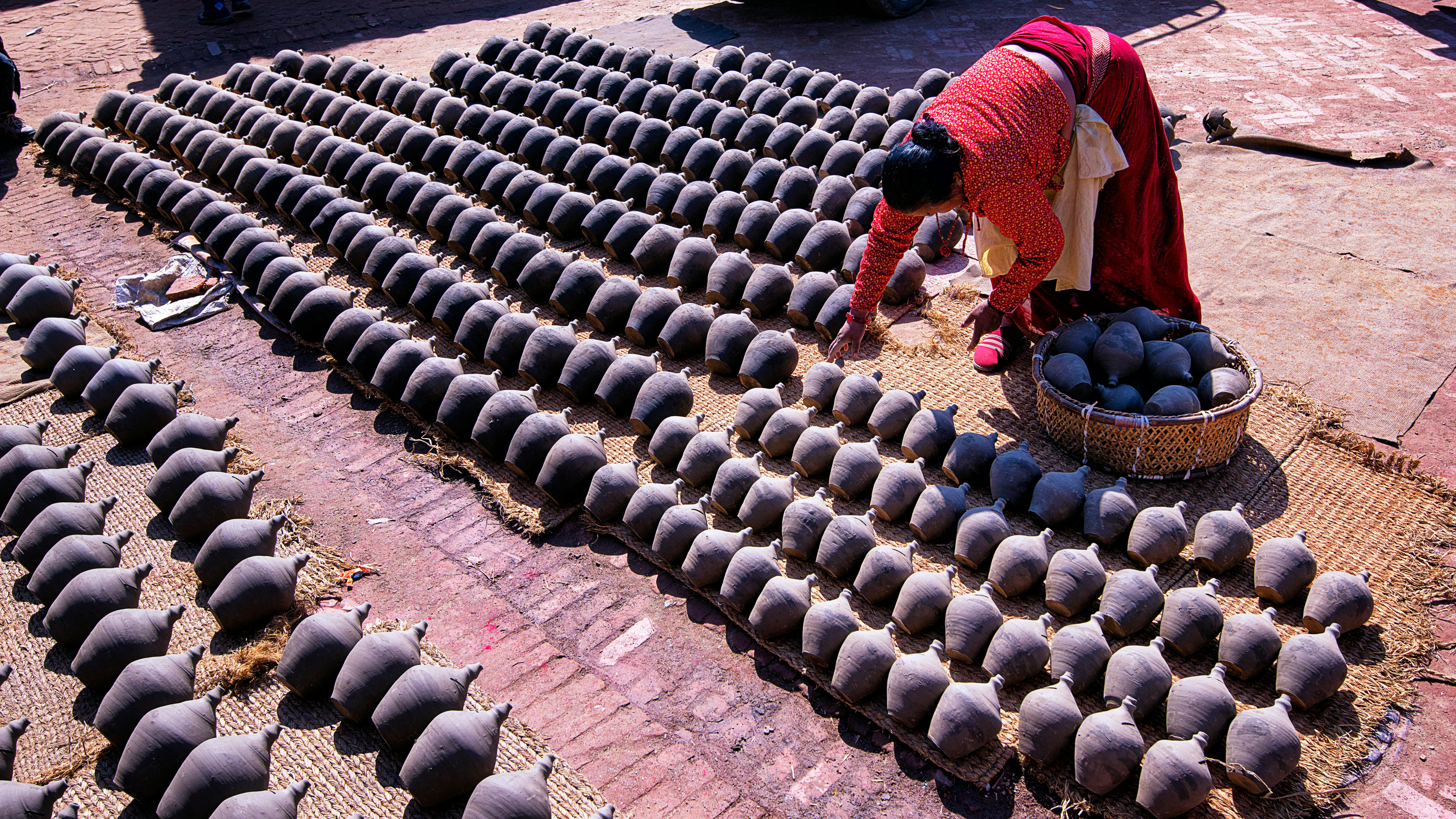 Woman Selling Clay Pots Photos, Download The BEST Free Woman Selling ...