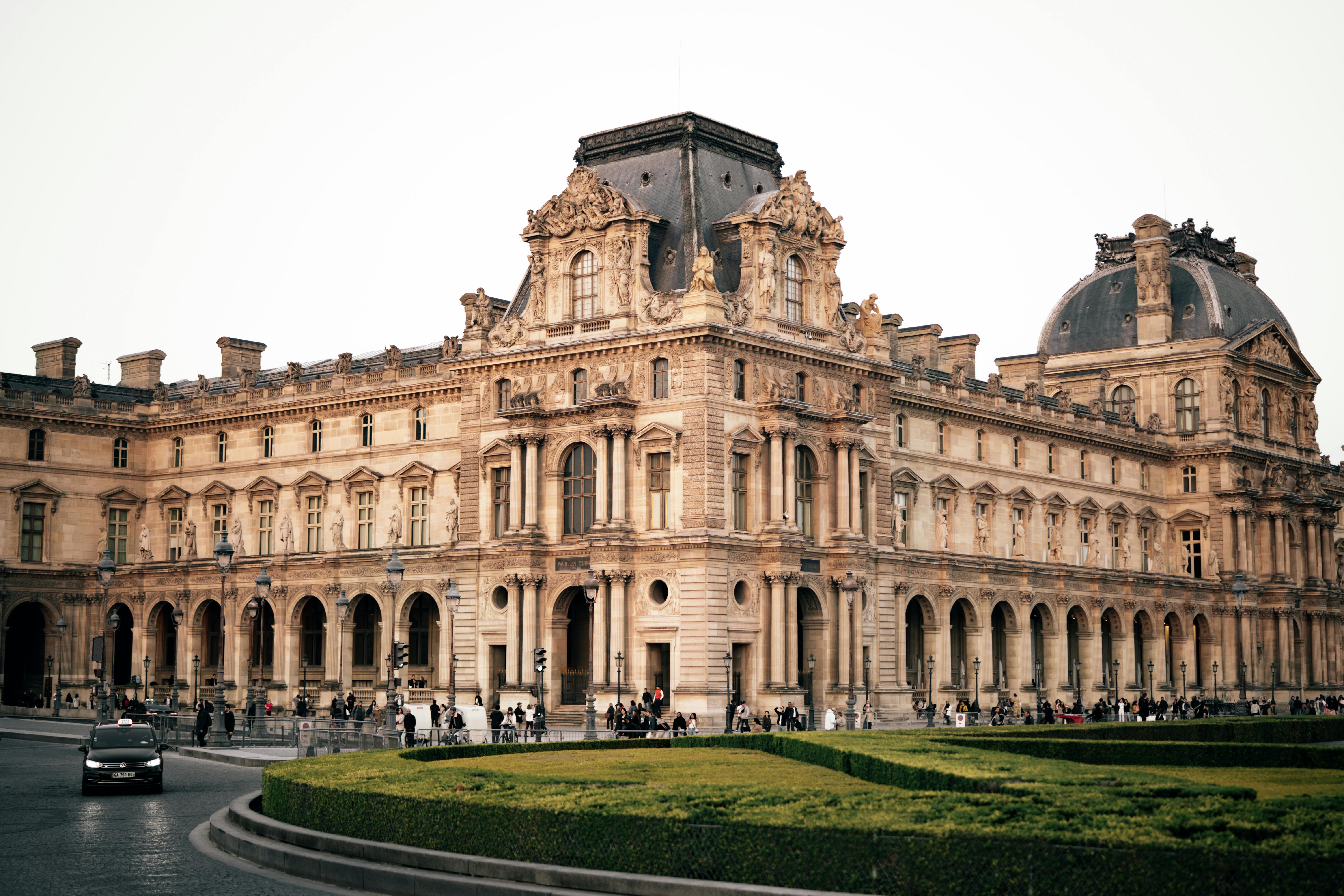 Vintage Building on Square in Paris · Free Stock Photo