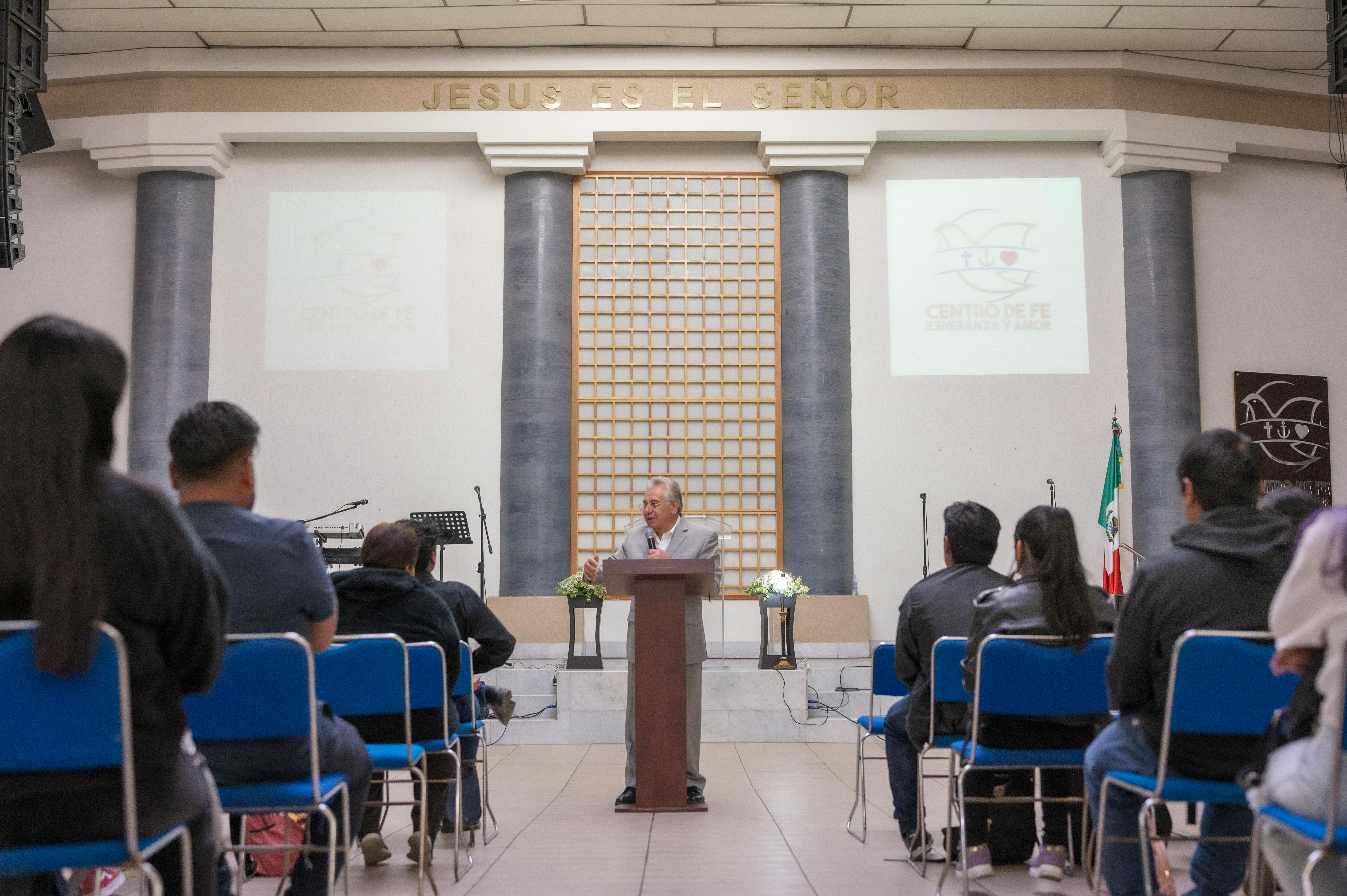 Man Giving a Lecture to the Young Audience · Free Stock Photo
