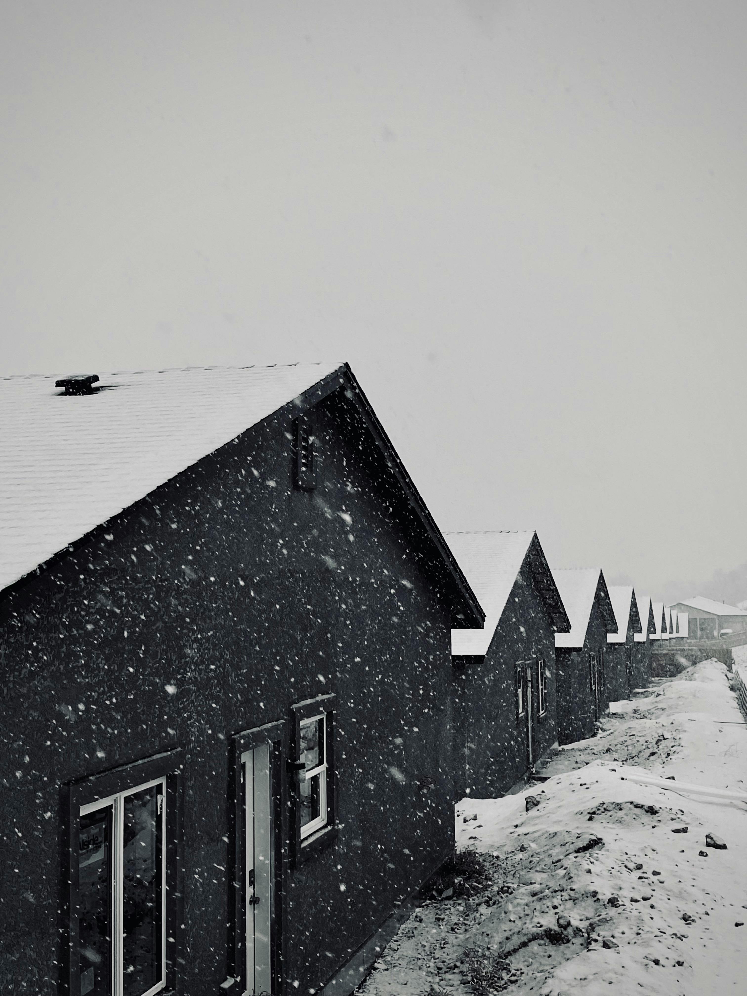 A black and white photo of a snowy building · Free Stock Photo