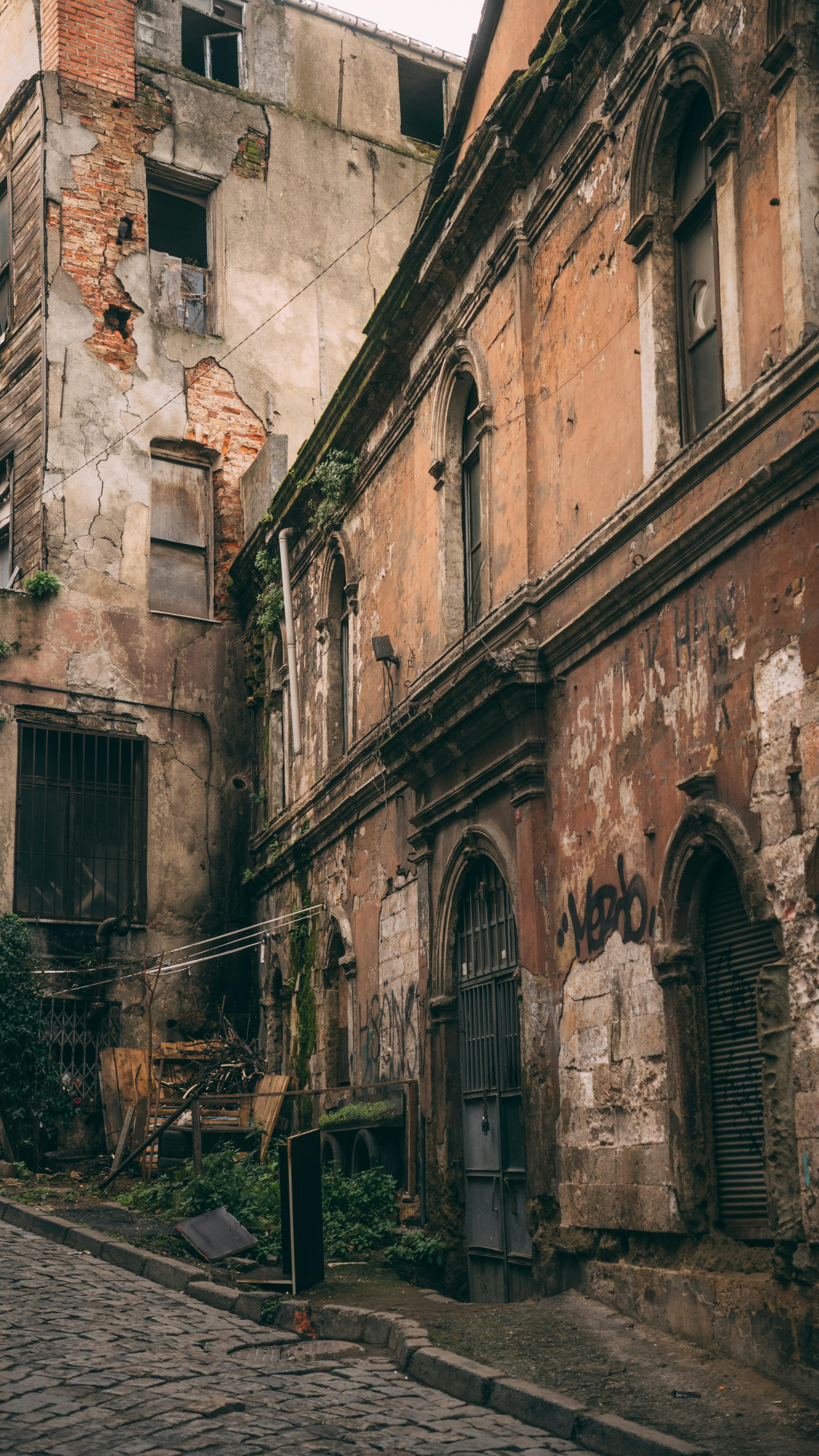 Exterior of an Abandoned Building in City · Free Stock Photo
