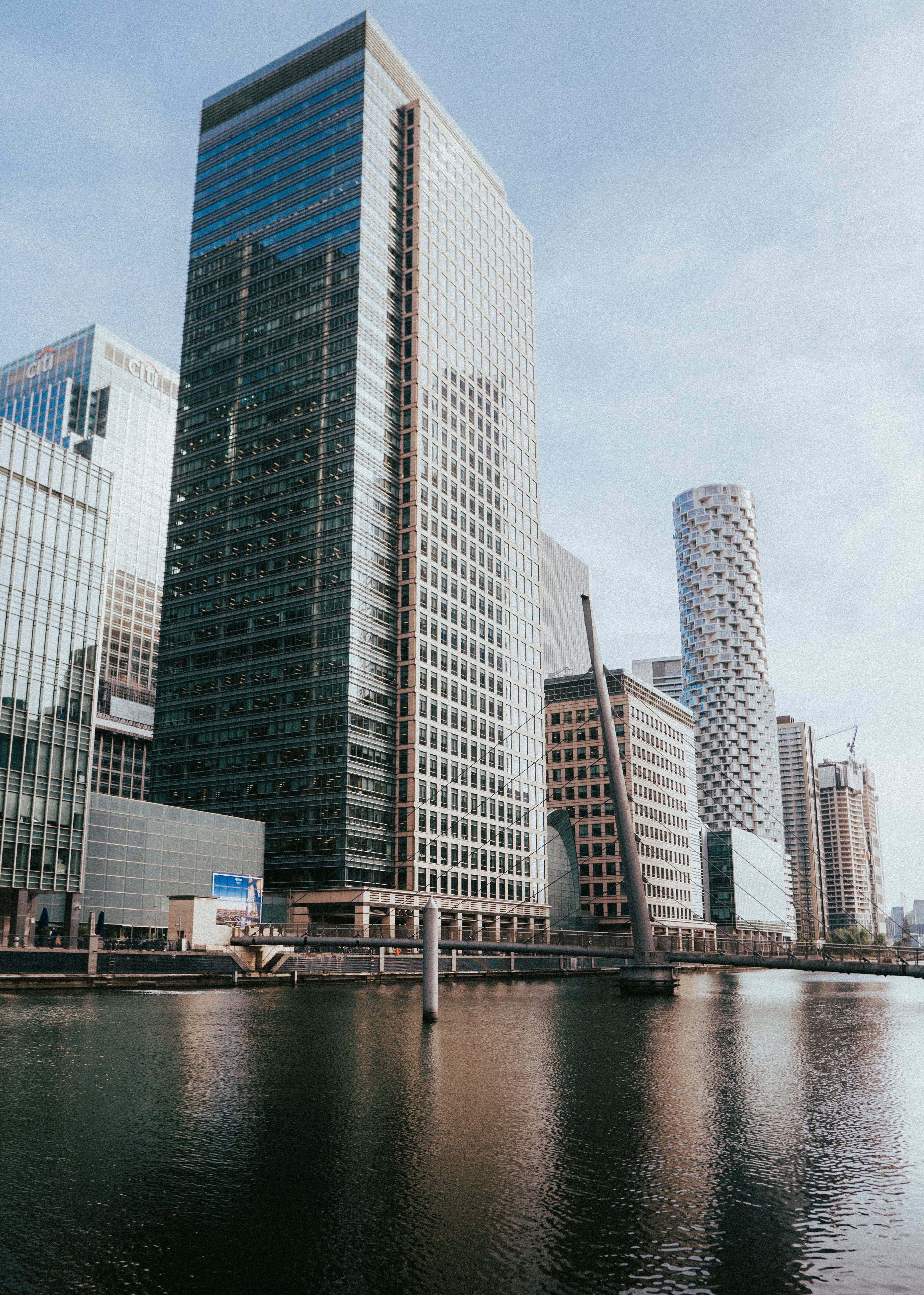 40 Bank Street and Skyscrapers by Thames · Free Stock Photo