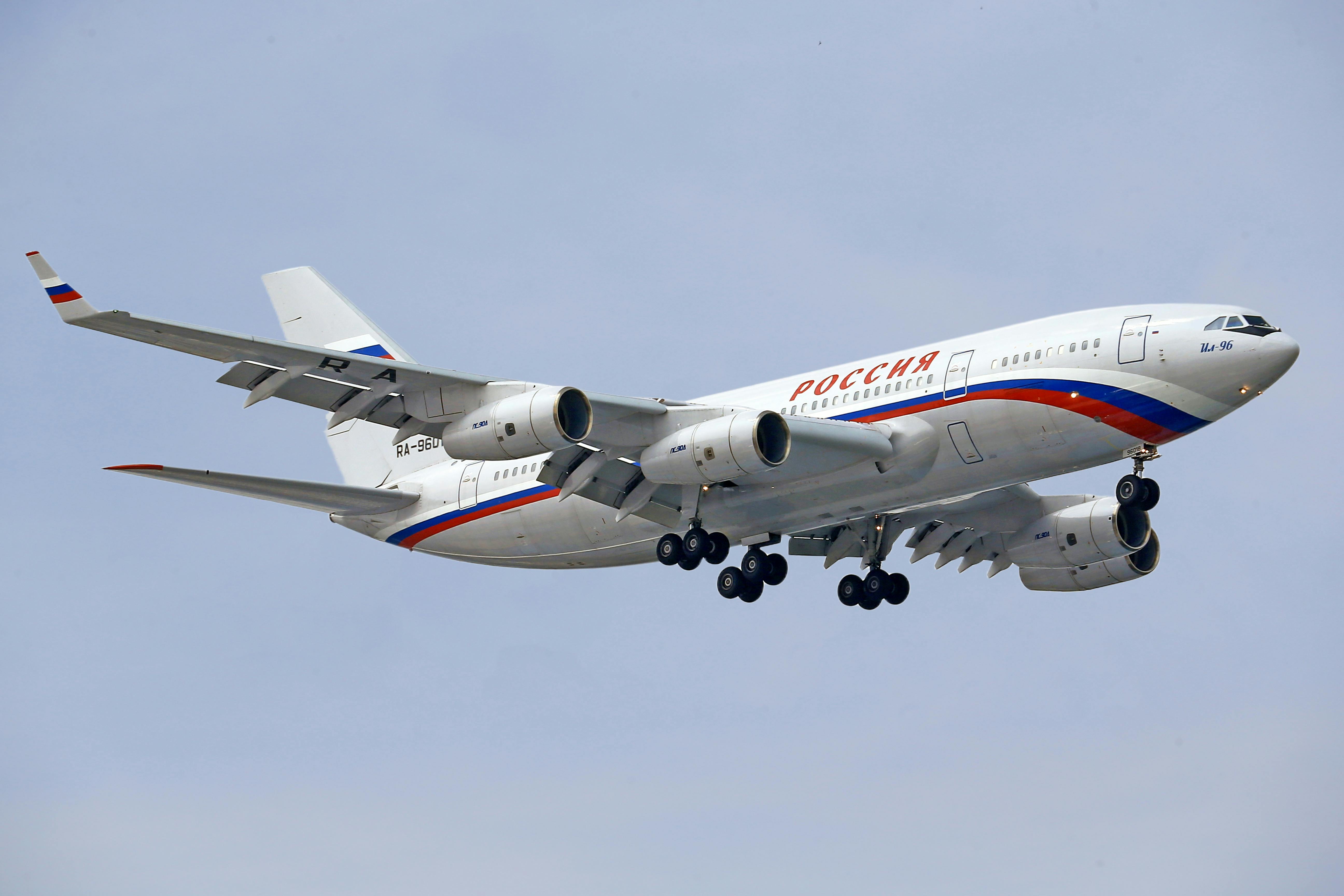 Aircraft Ilyushin Il-96 with Extended Landing Gear · Free Stock Photo
