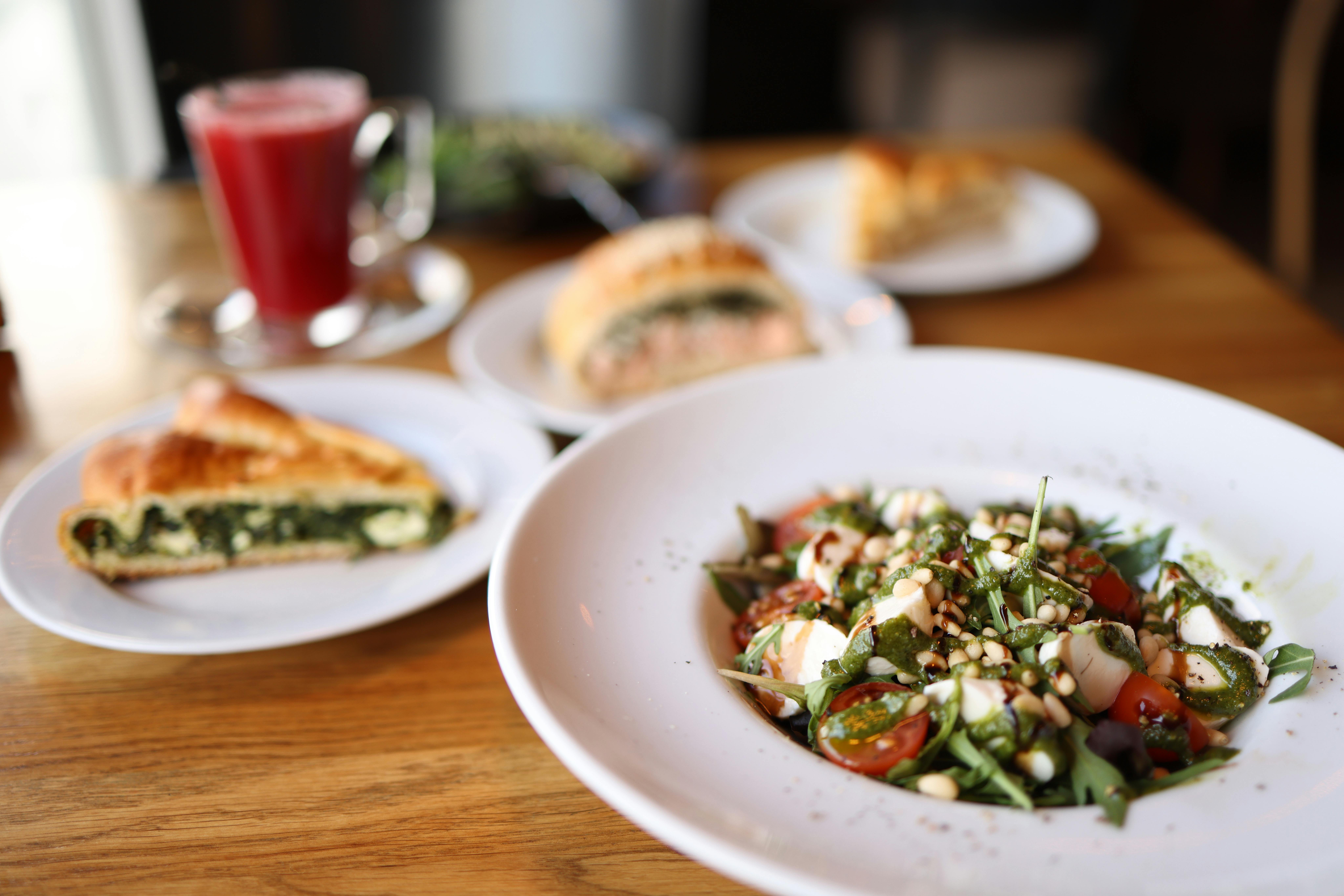 Dinnerware on Table · Free Stock Photo