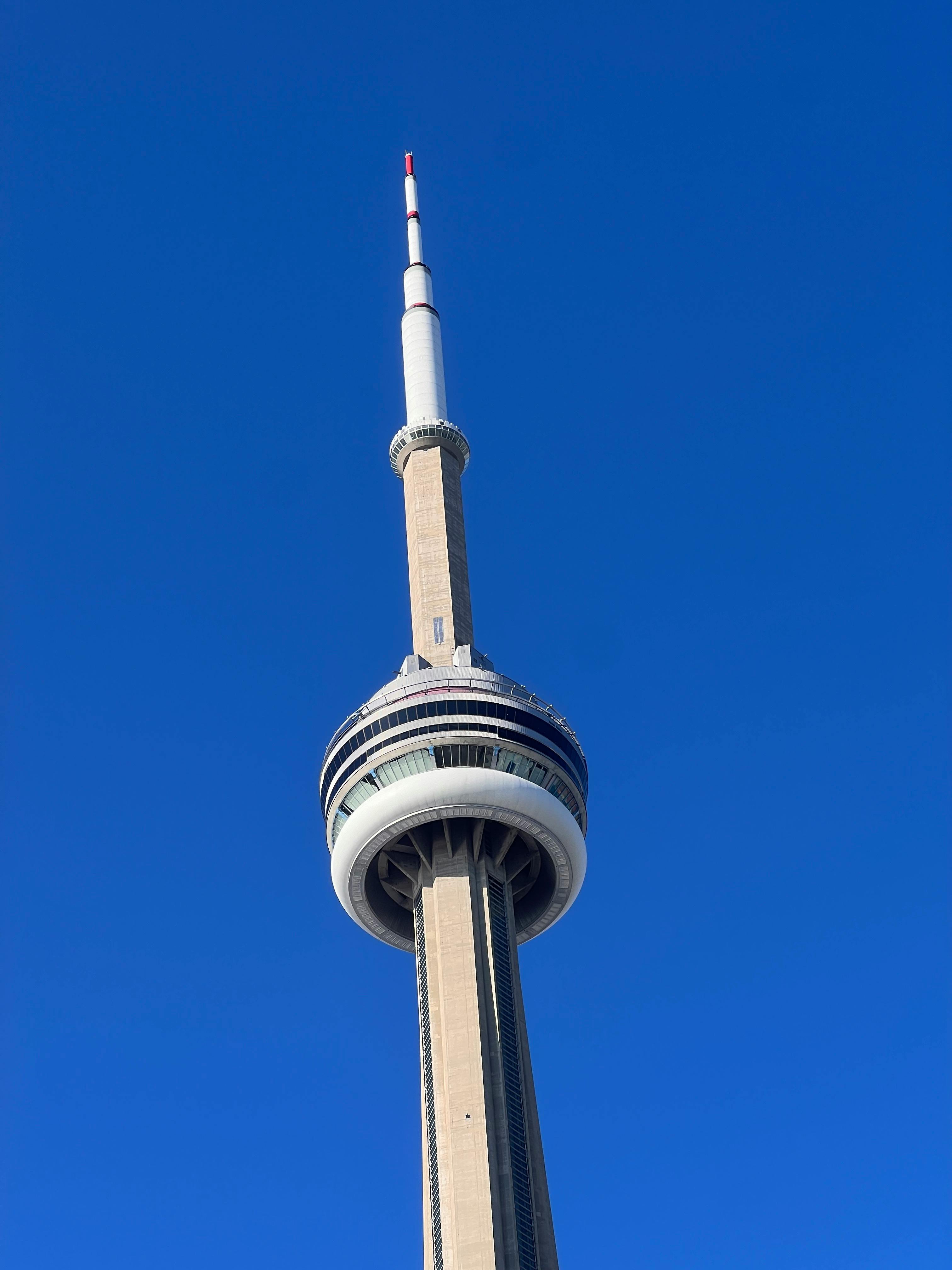 Clear Sky over CN Tower in Toronto · Free Stock Photo