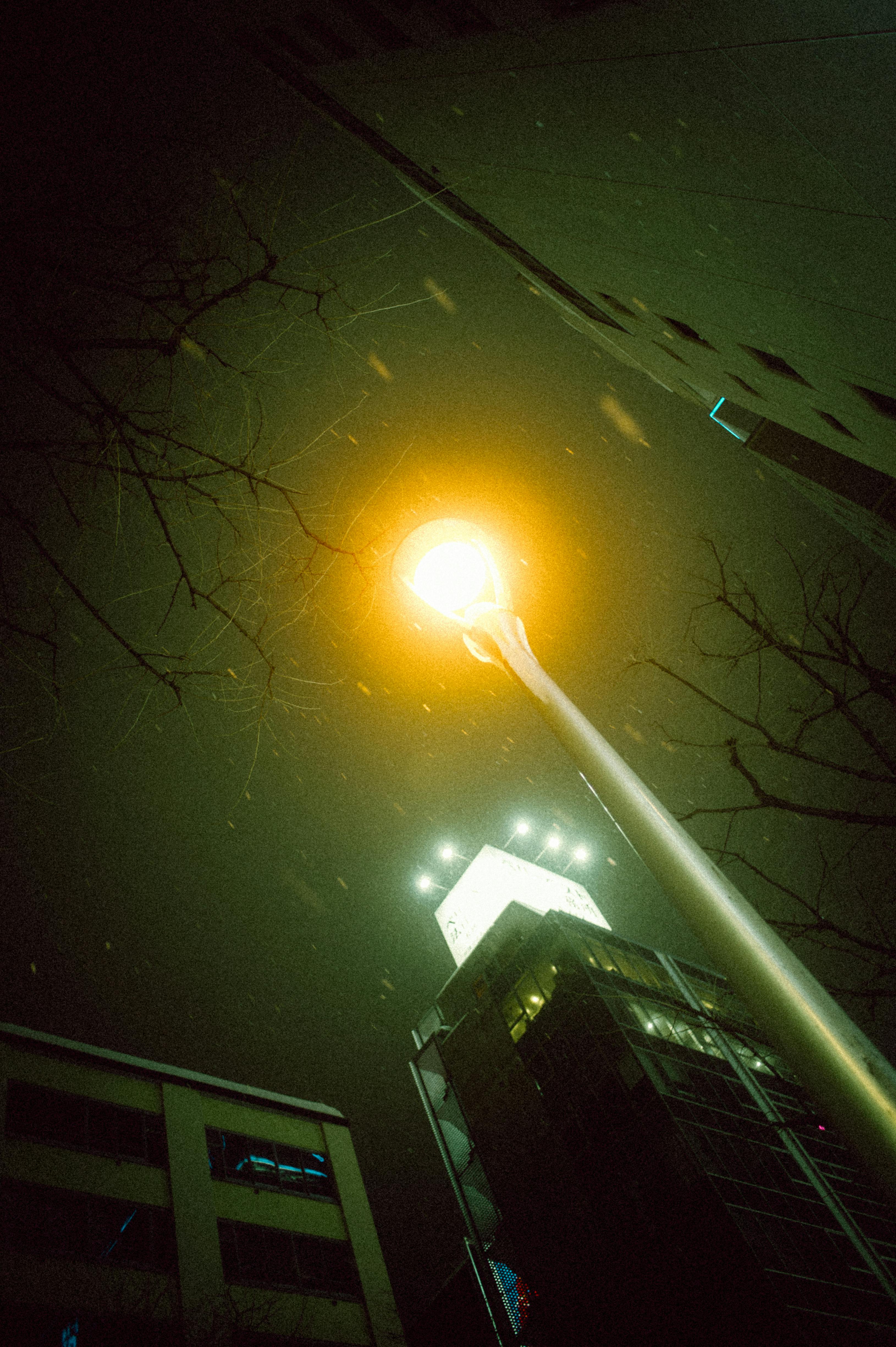A street light in the dark with a yellow light · Free Stock Photo