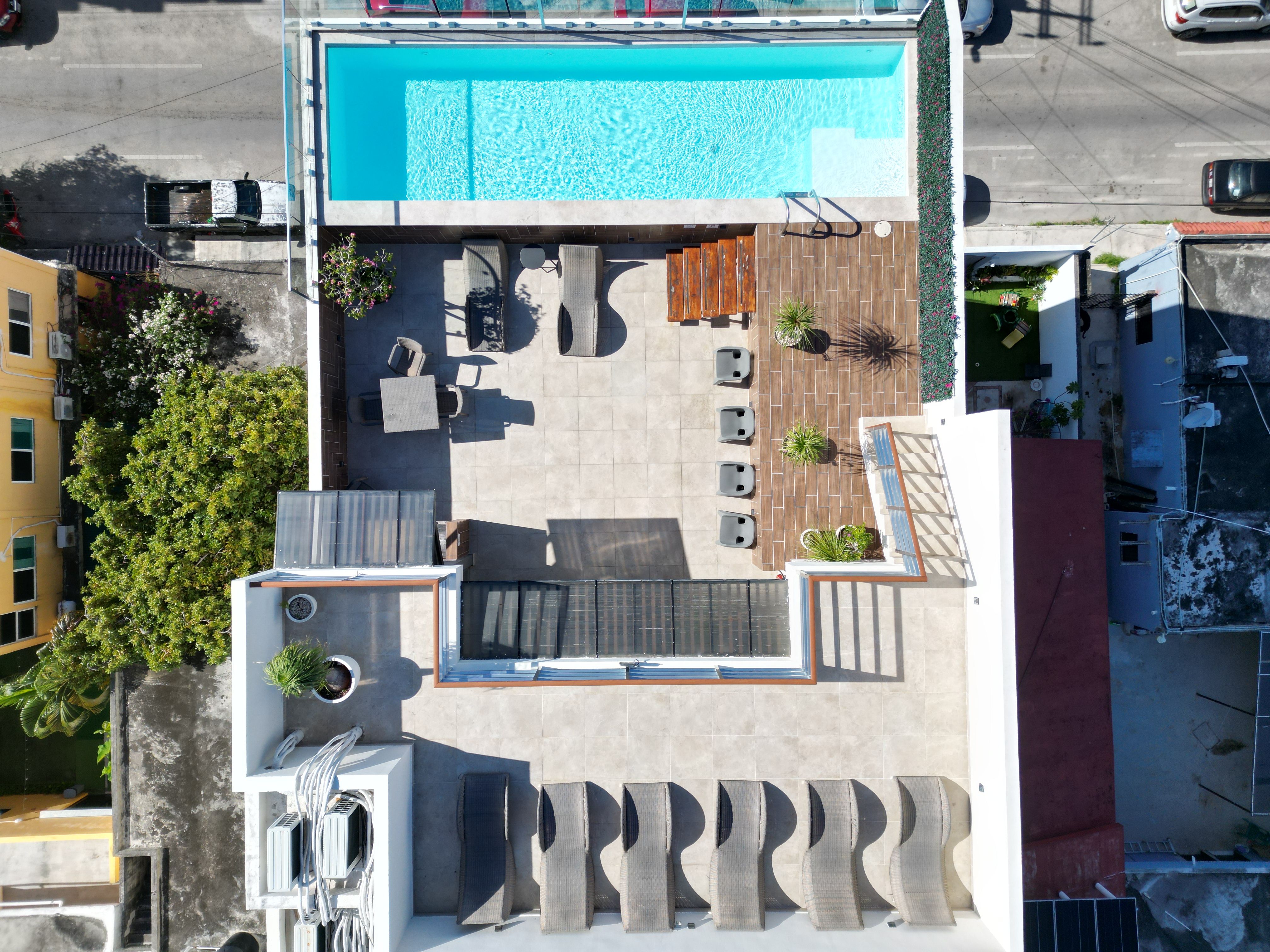 Terrace and Pool on House Roof · Free Stock Photo