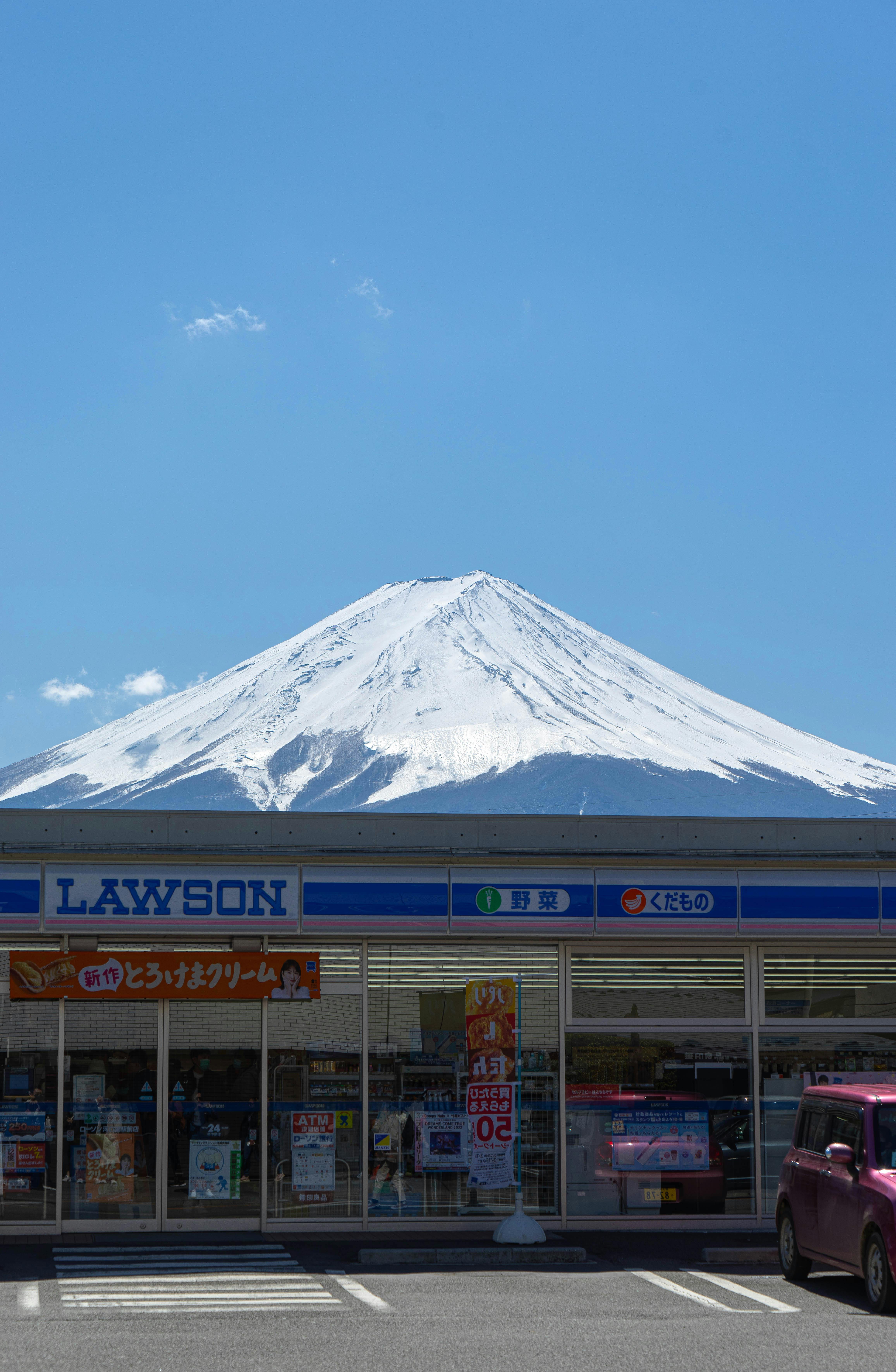 Fuji Mountain behind Store in Town · Free Stock Photo