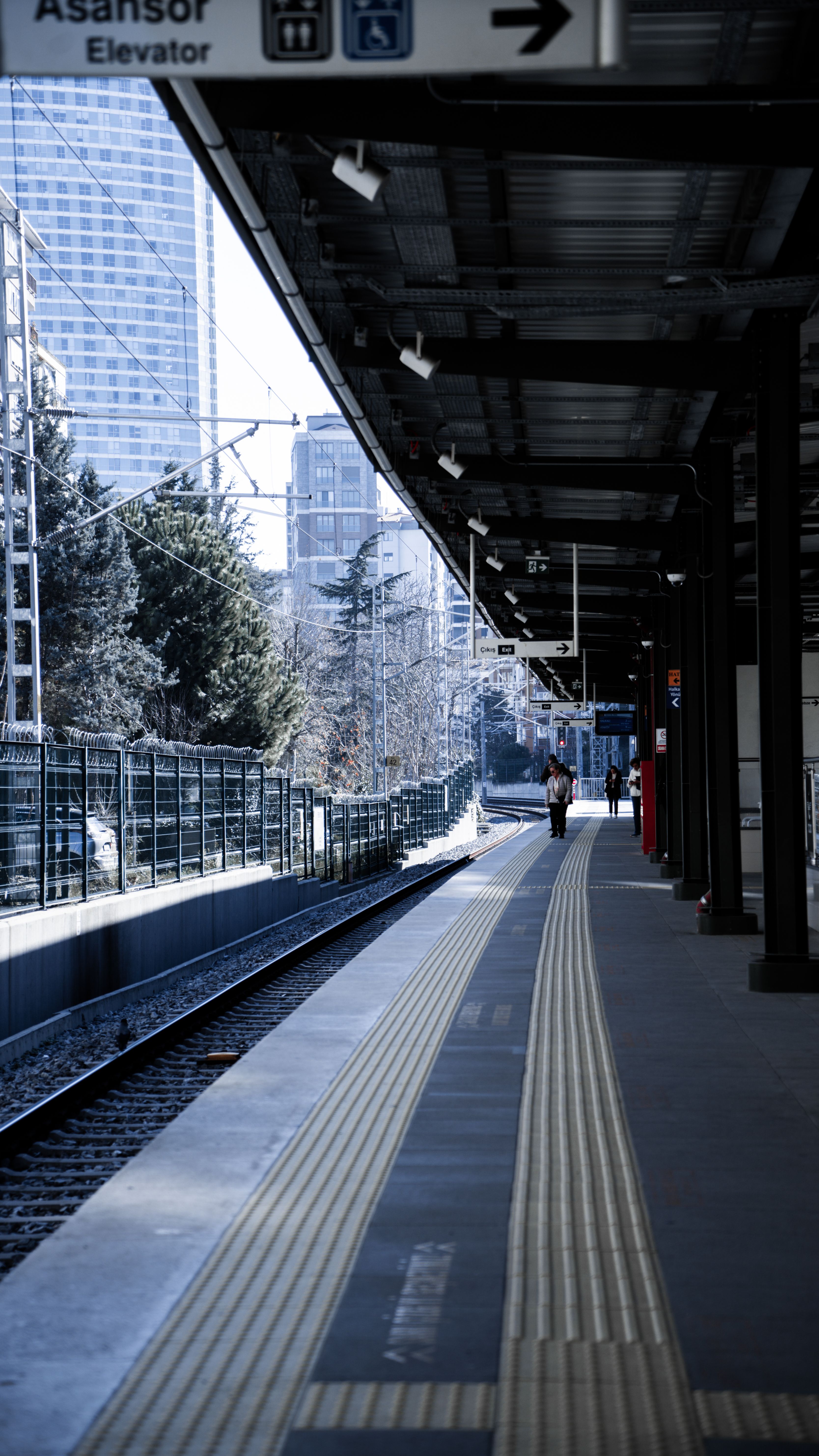A train station with a train on the tracks · Free Stock Photo