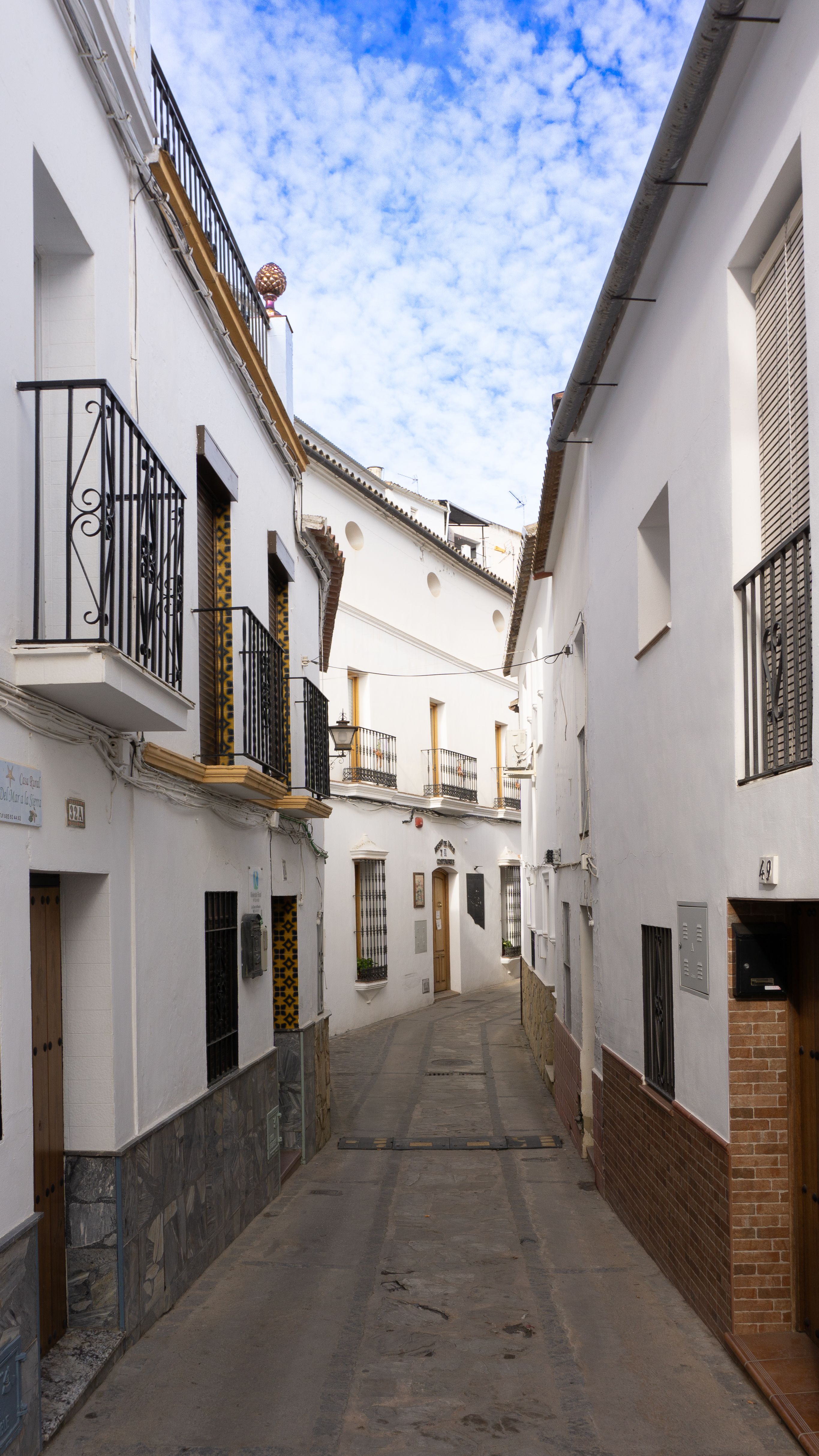 Street between White Houses · Free Stock Photo