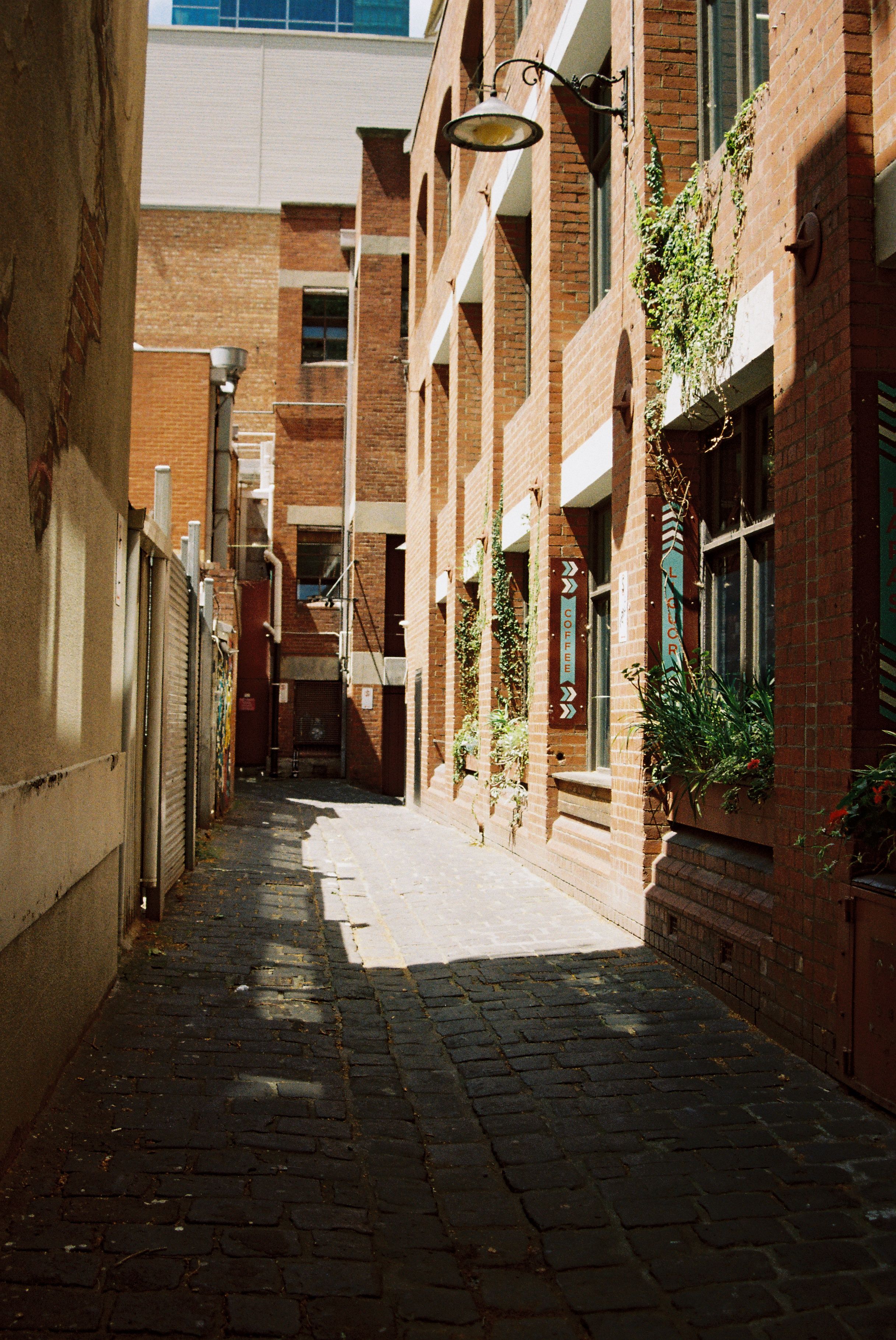 Narrow Alley in City · Free Stock Photo