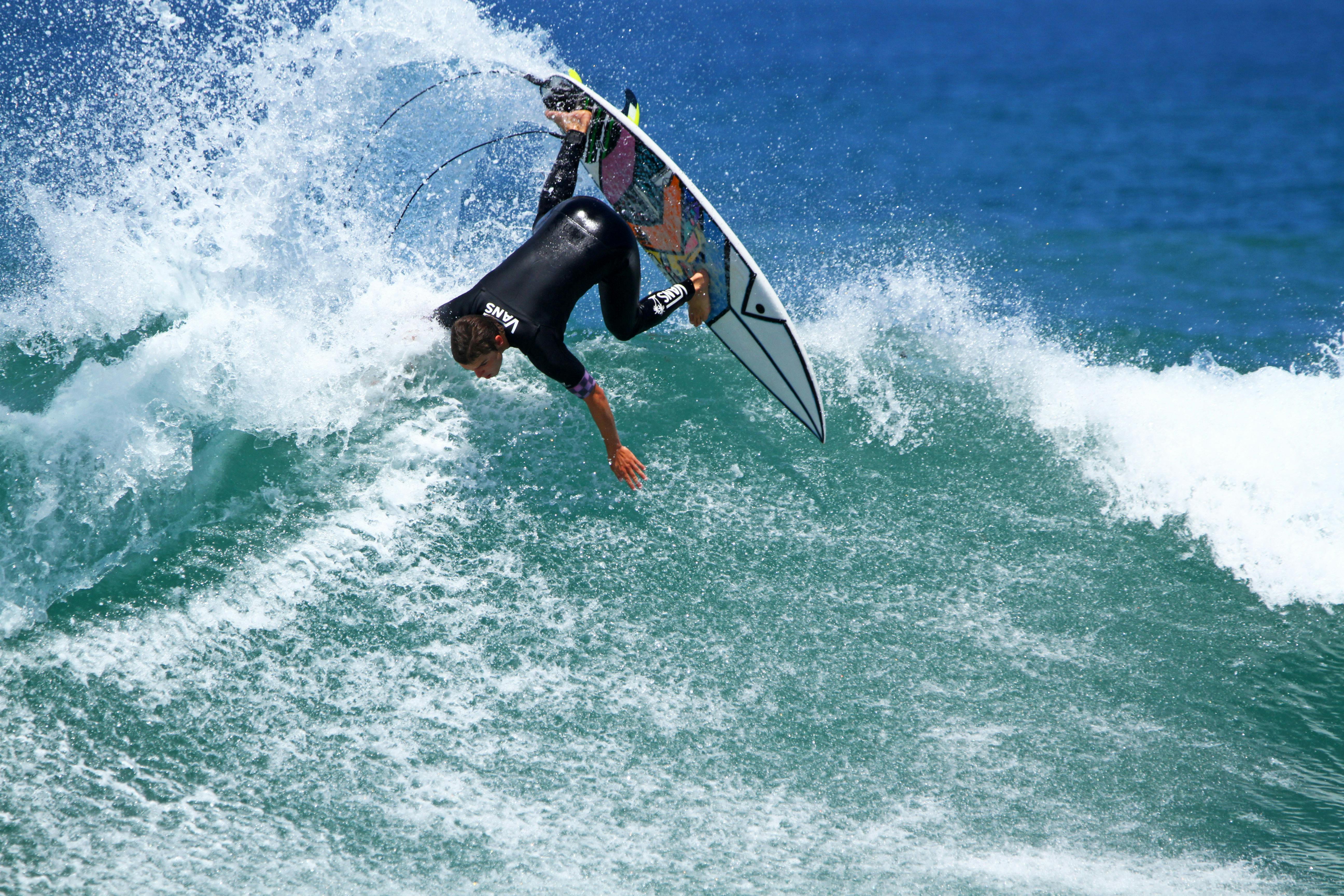 Surfer Performing Tricks · Free Stock Photo