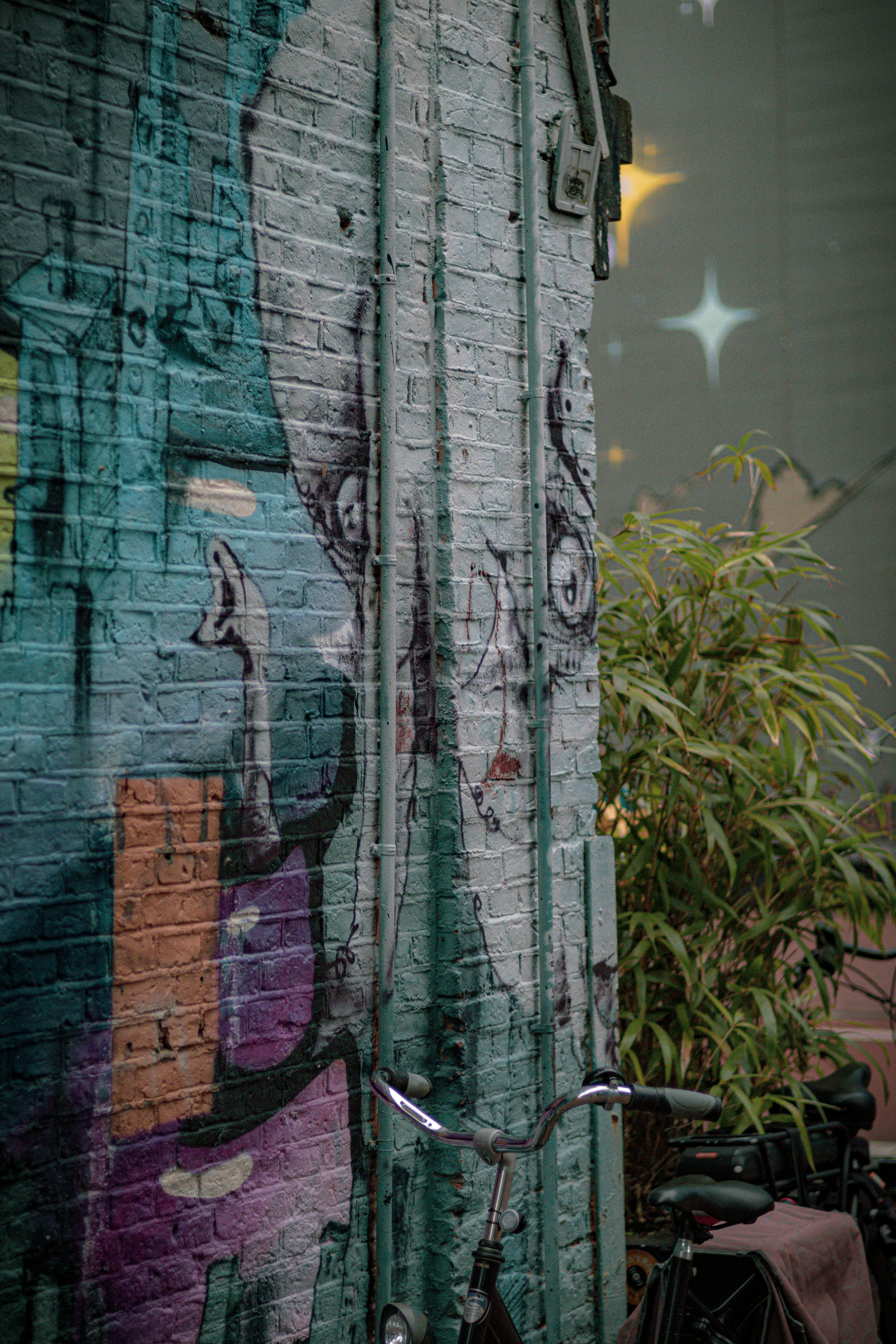 Graffiti on Building Wall · Free Stock Photo