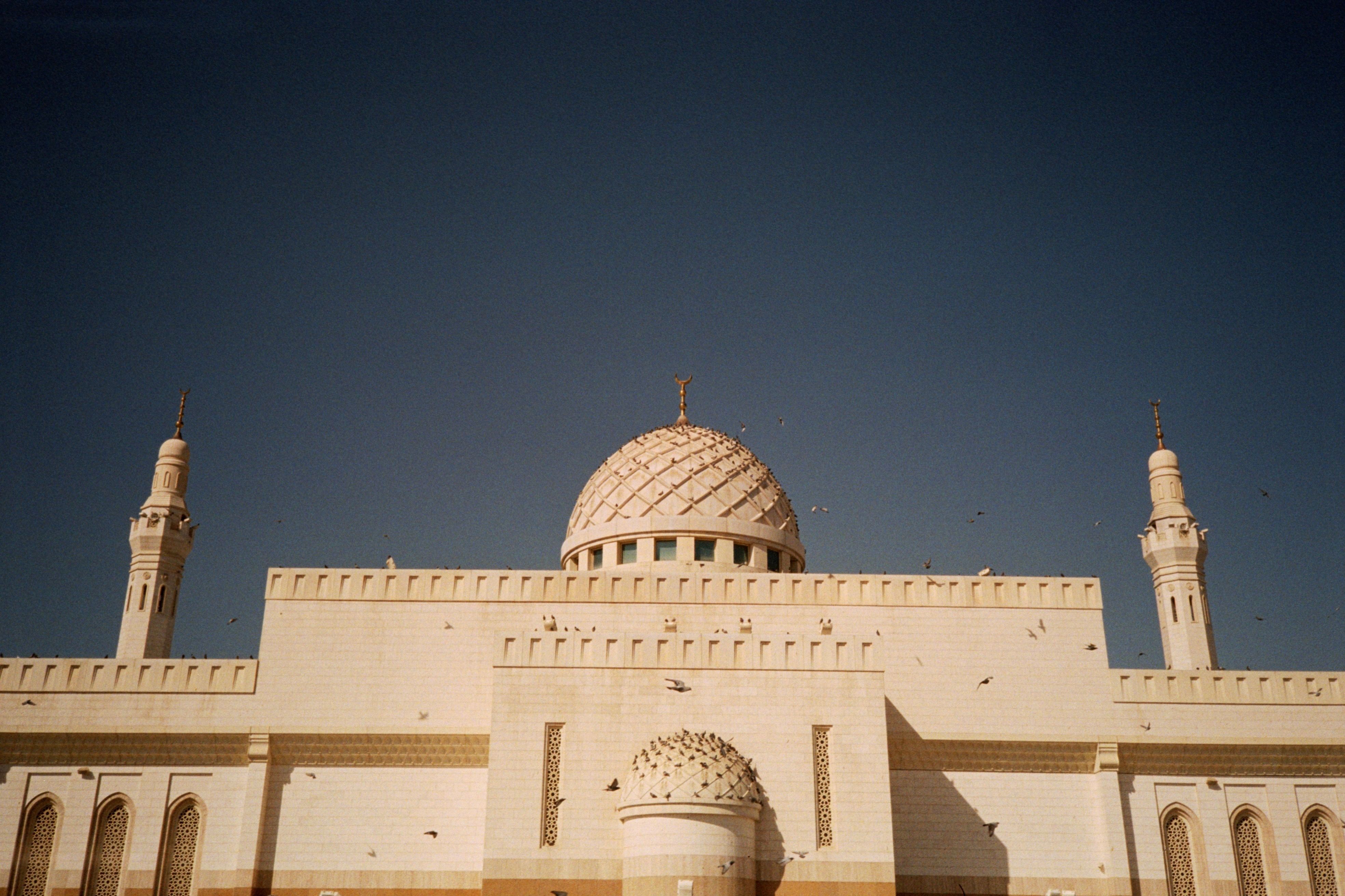 Clear Sky over Mosque · Free Stock Photo