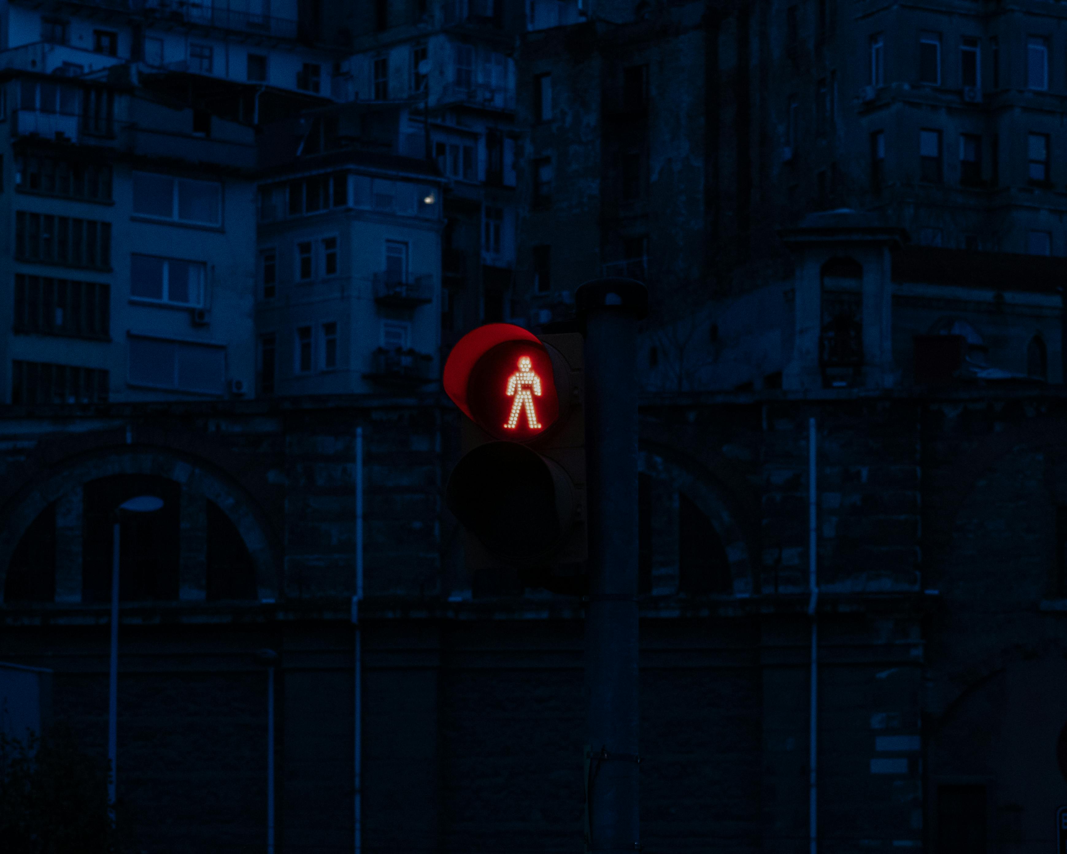 Red Light in City in the Evening · Free Stock Photo