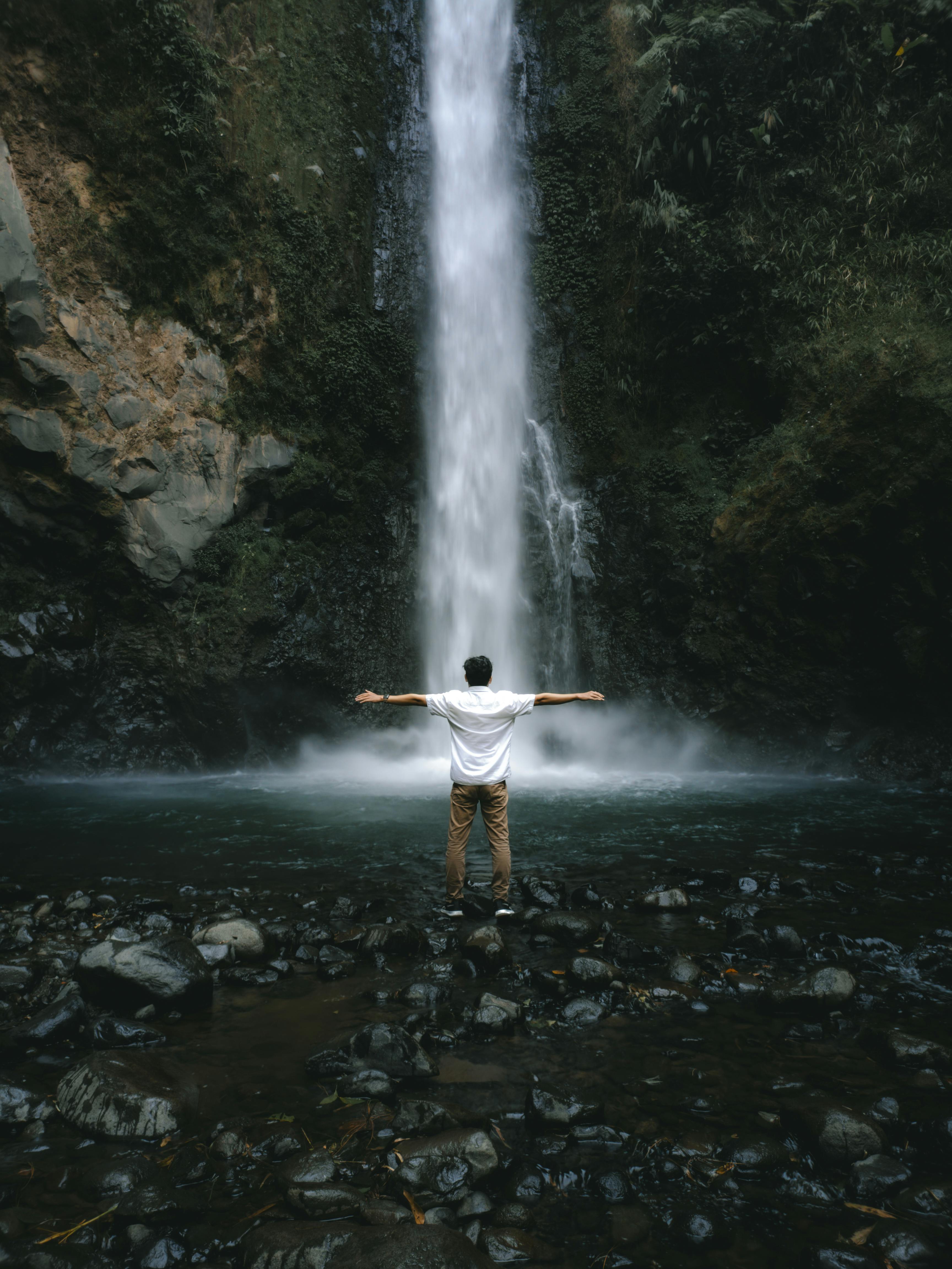 Man Standing In Waterfall Background Photos, Download The BEST Free Man ...