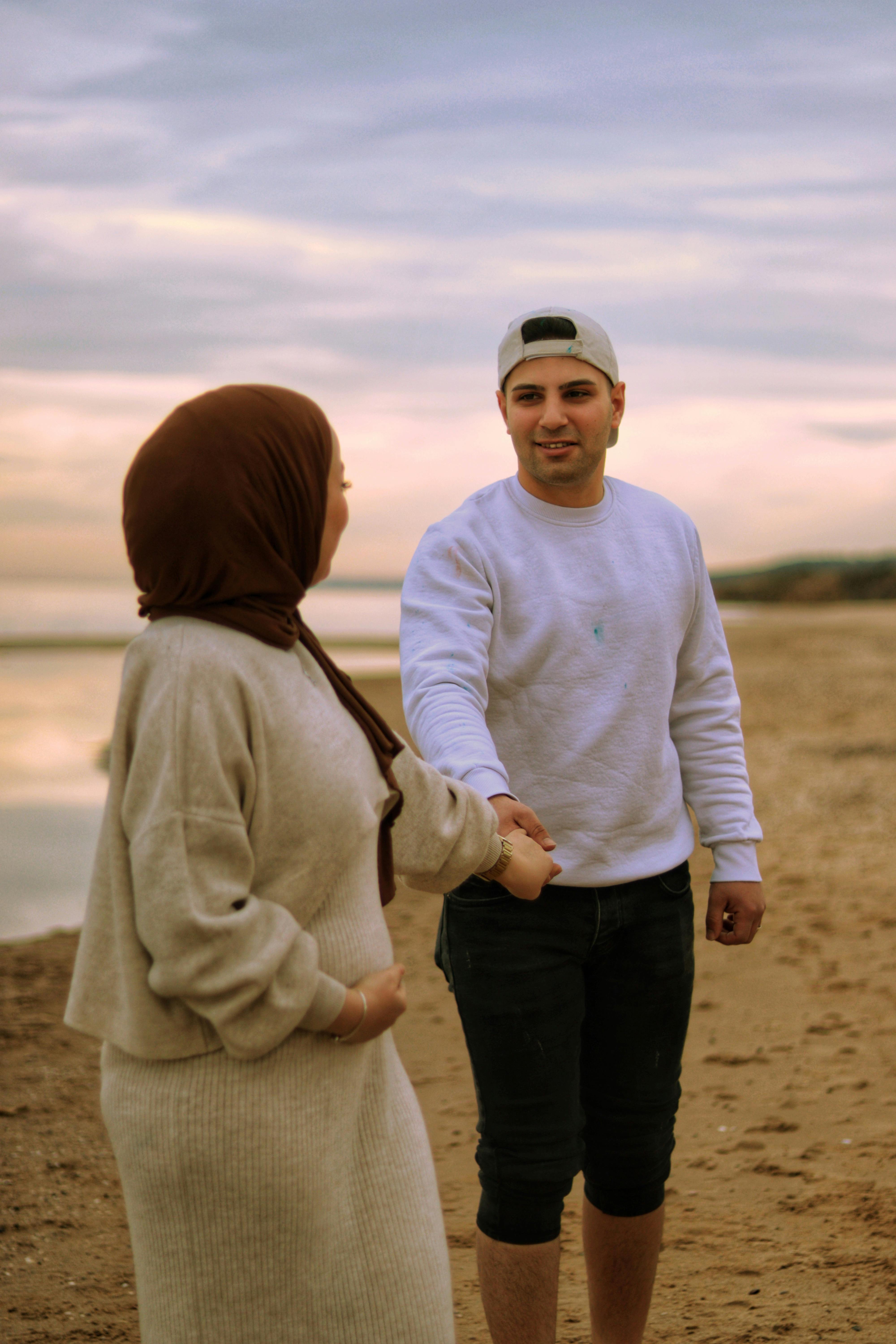 Romantic Couple on Beach in the Evening · Free Stock Photo