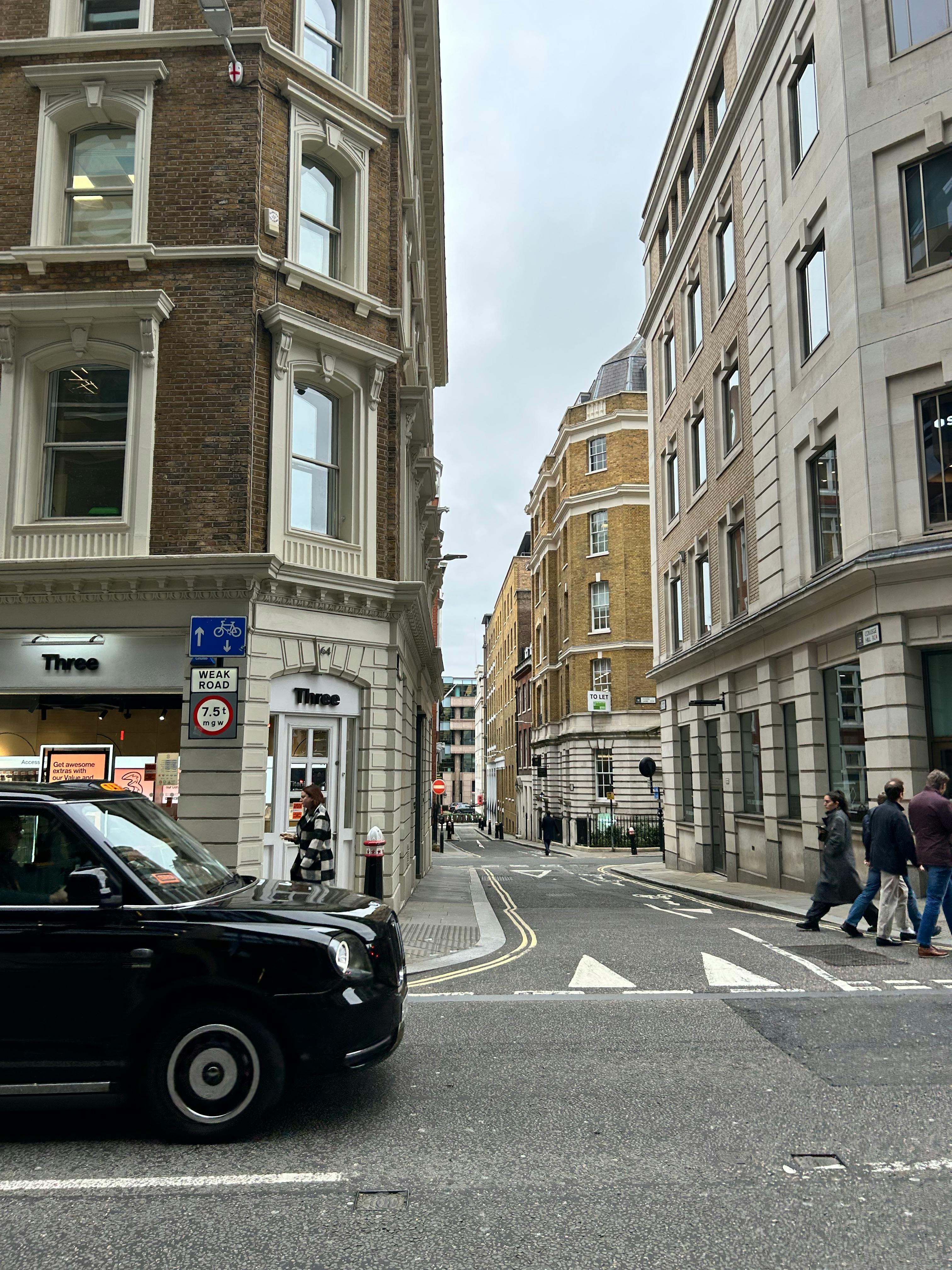 Narrow Street in London · Free Stock Photo