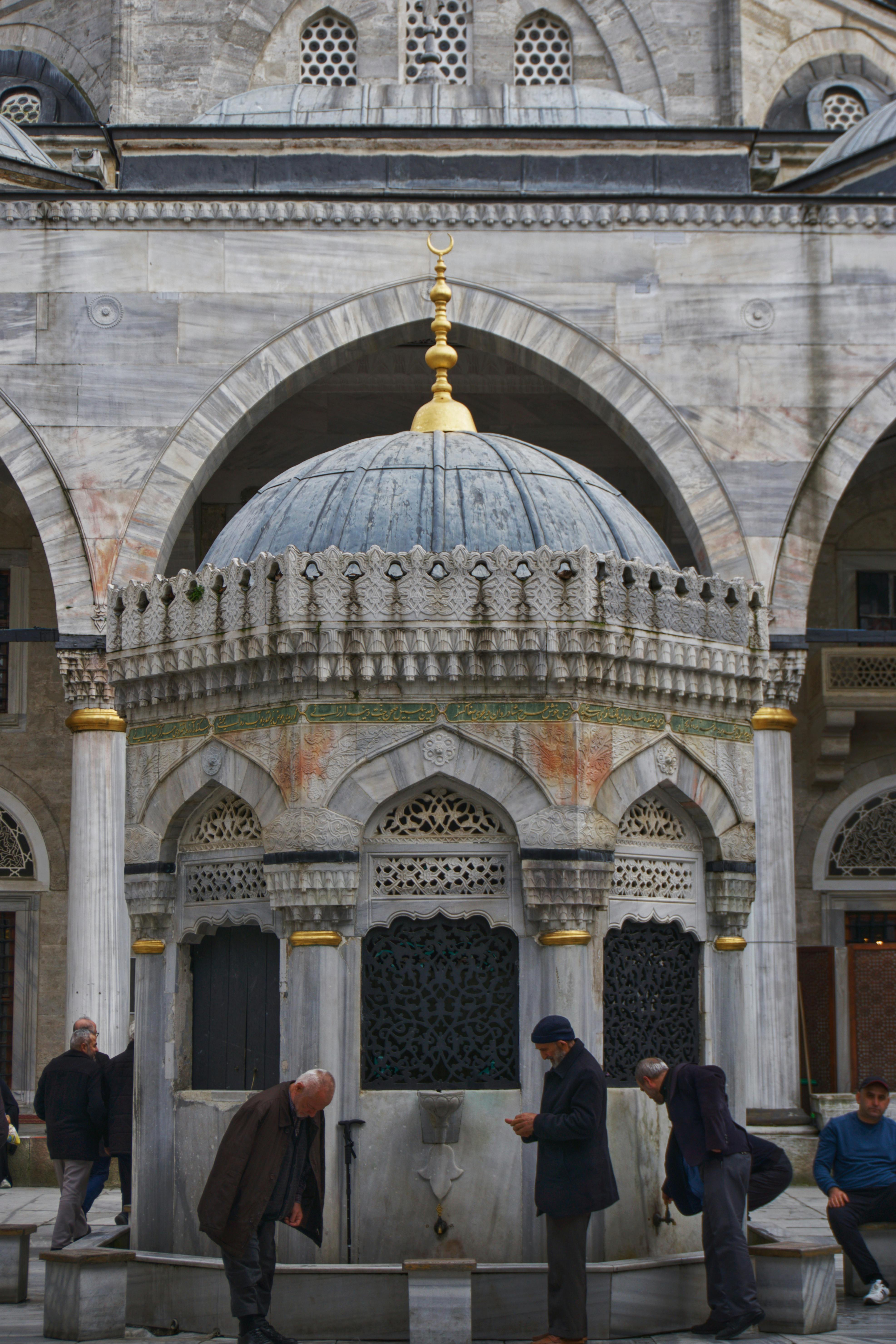 Prayers in New Mosque in Istanbul, Turkey · Free Stock Photo