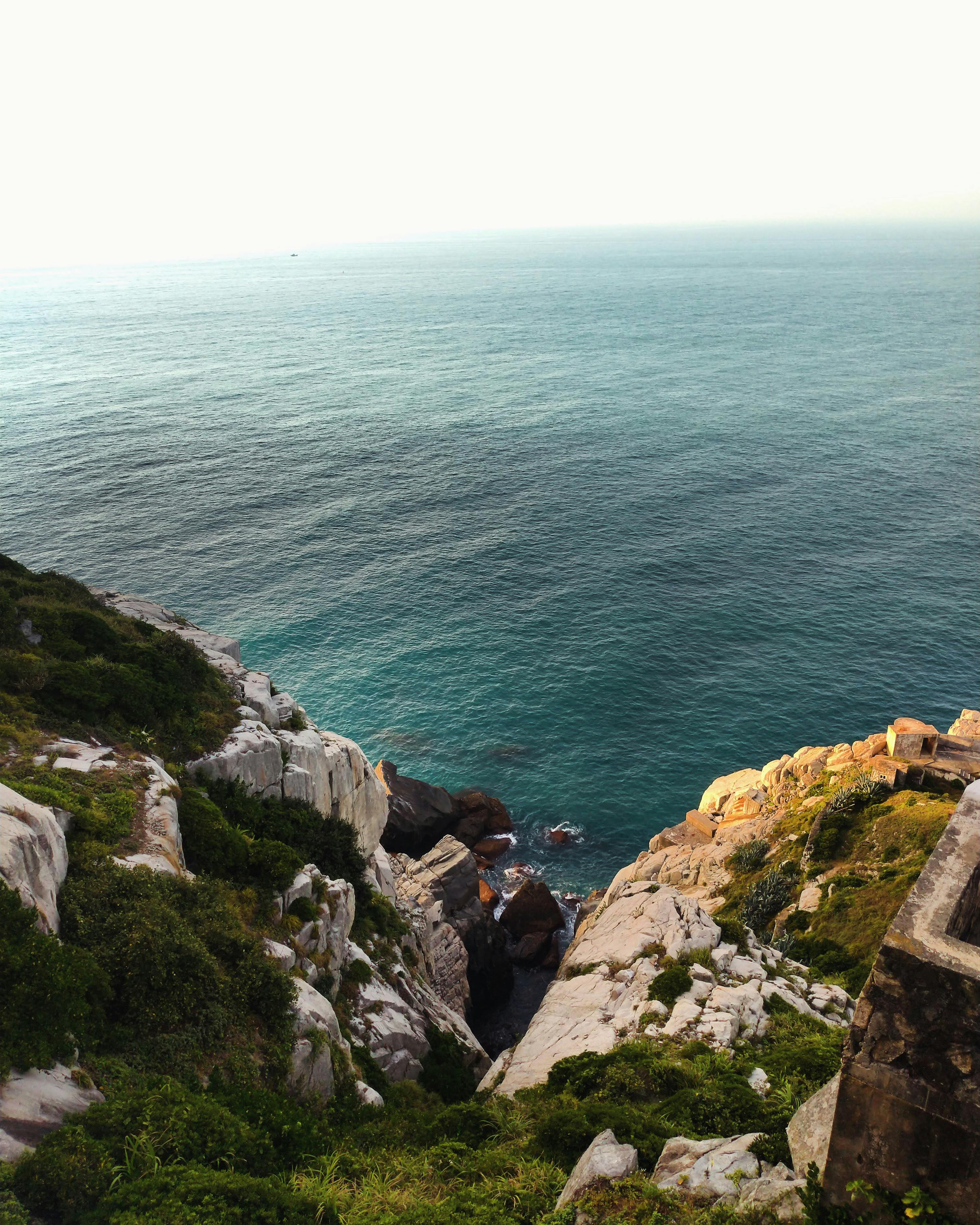 A view of the ocean from a cliff · Free Stock Photo