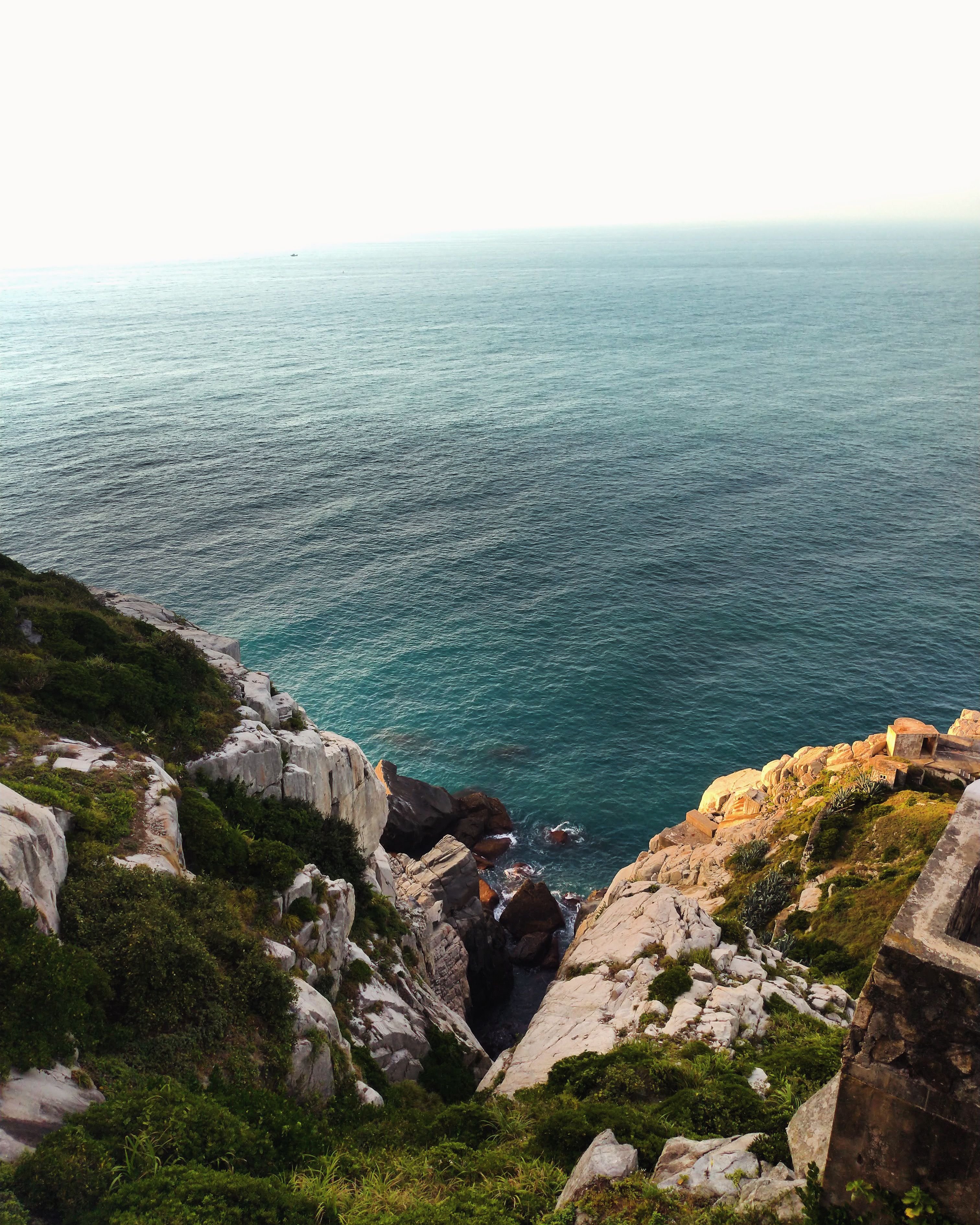 A view of the ocean from a cliff · Free Stock Photo
