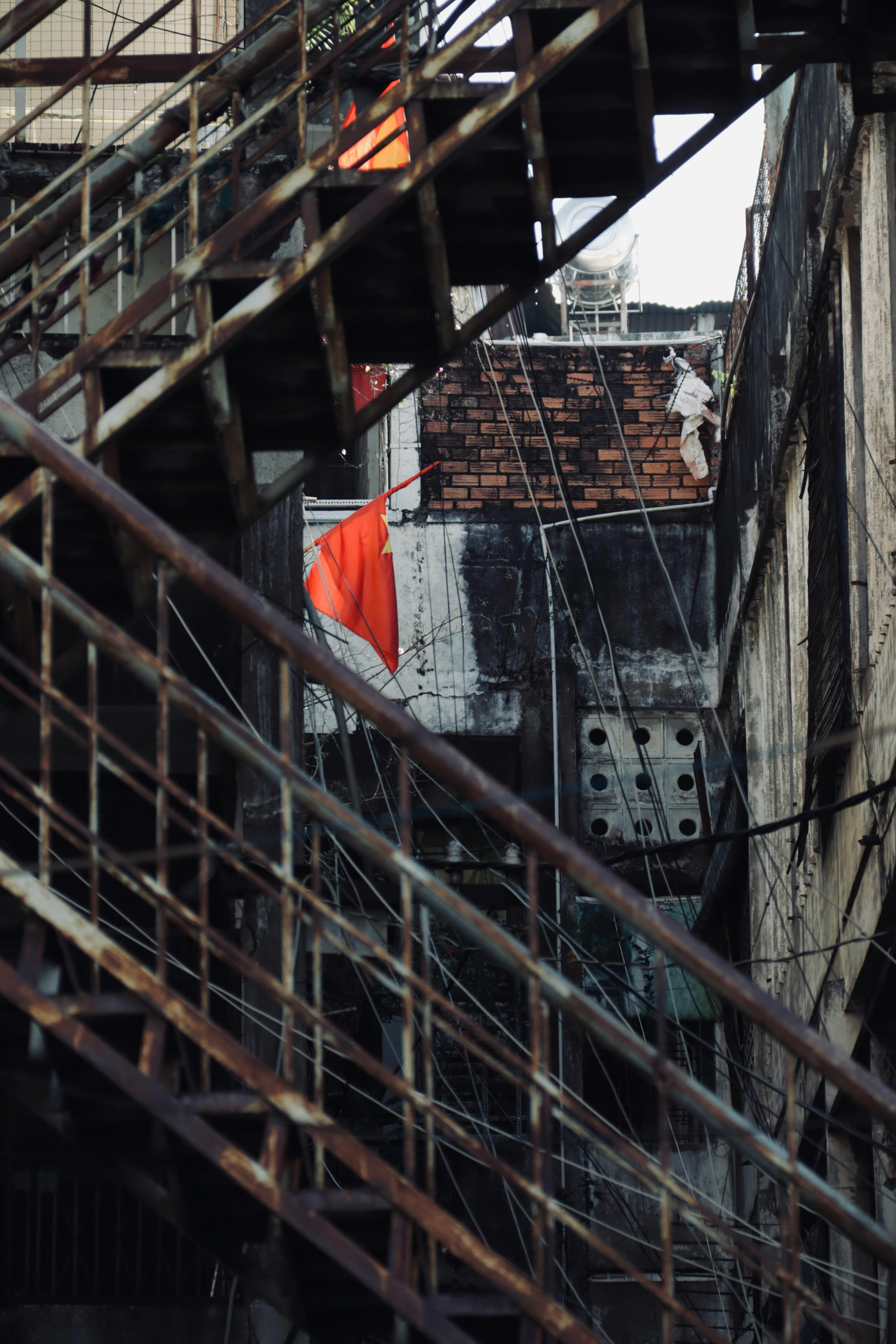 Brown Concrete Building · Free Stock Photo