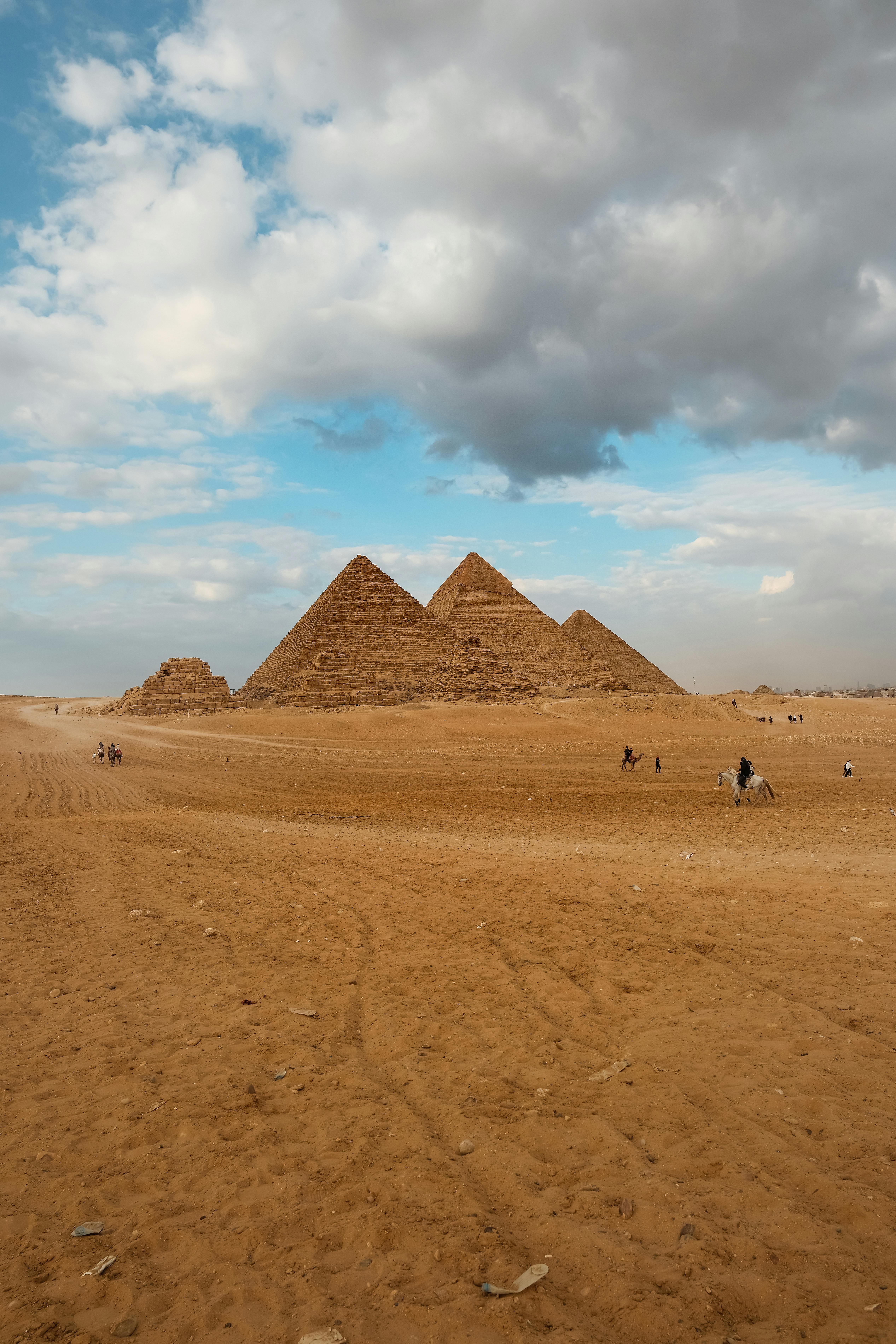 Pyramids in Giza · Free Stock Photo