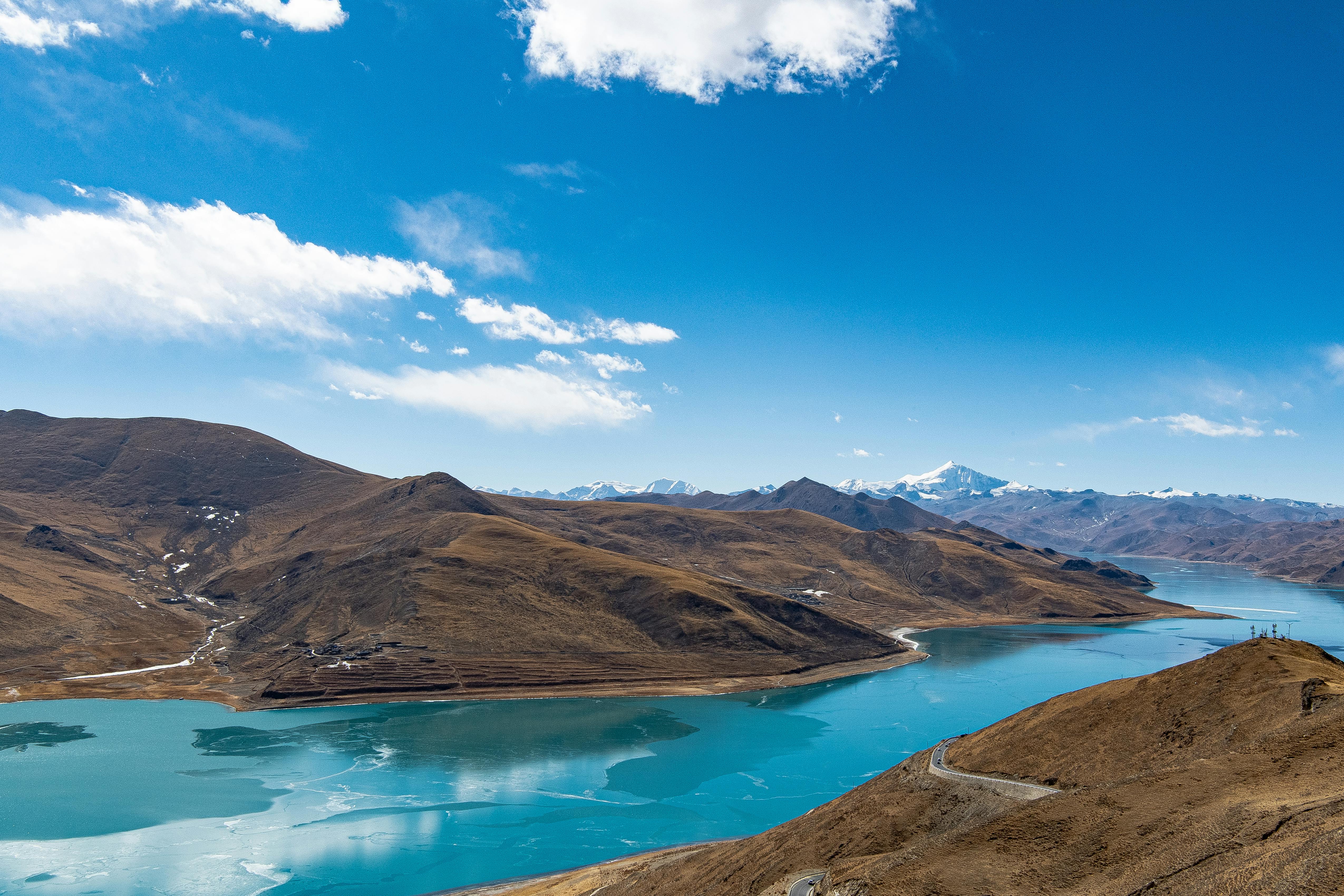 Yamzho Yumco Lake in Tibet · Free Stock Photo
