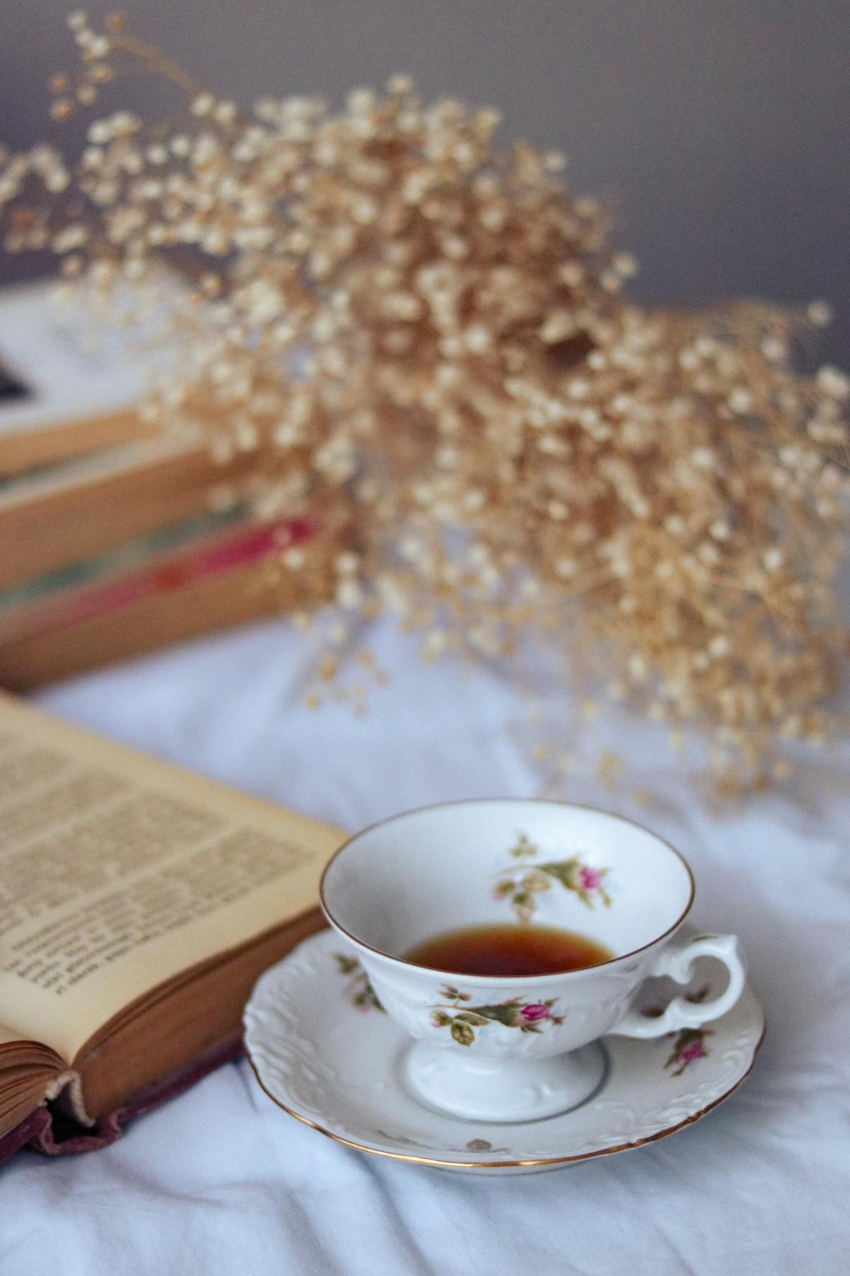 Books Reading Photos, Download The BEST Free Books Reading Stock Photos ...