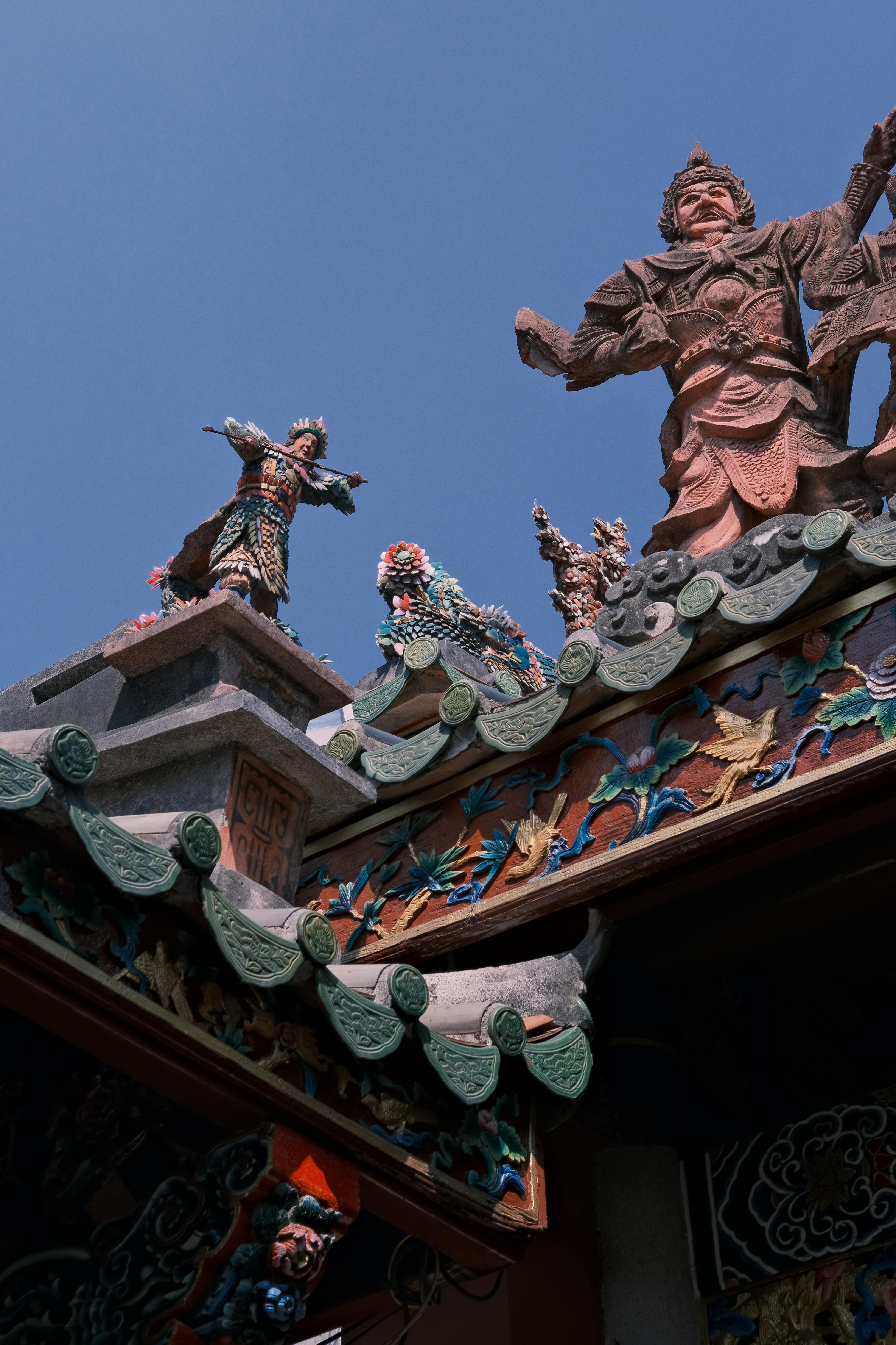 Statues on Asian Roof · Free Stock Photo