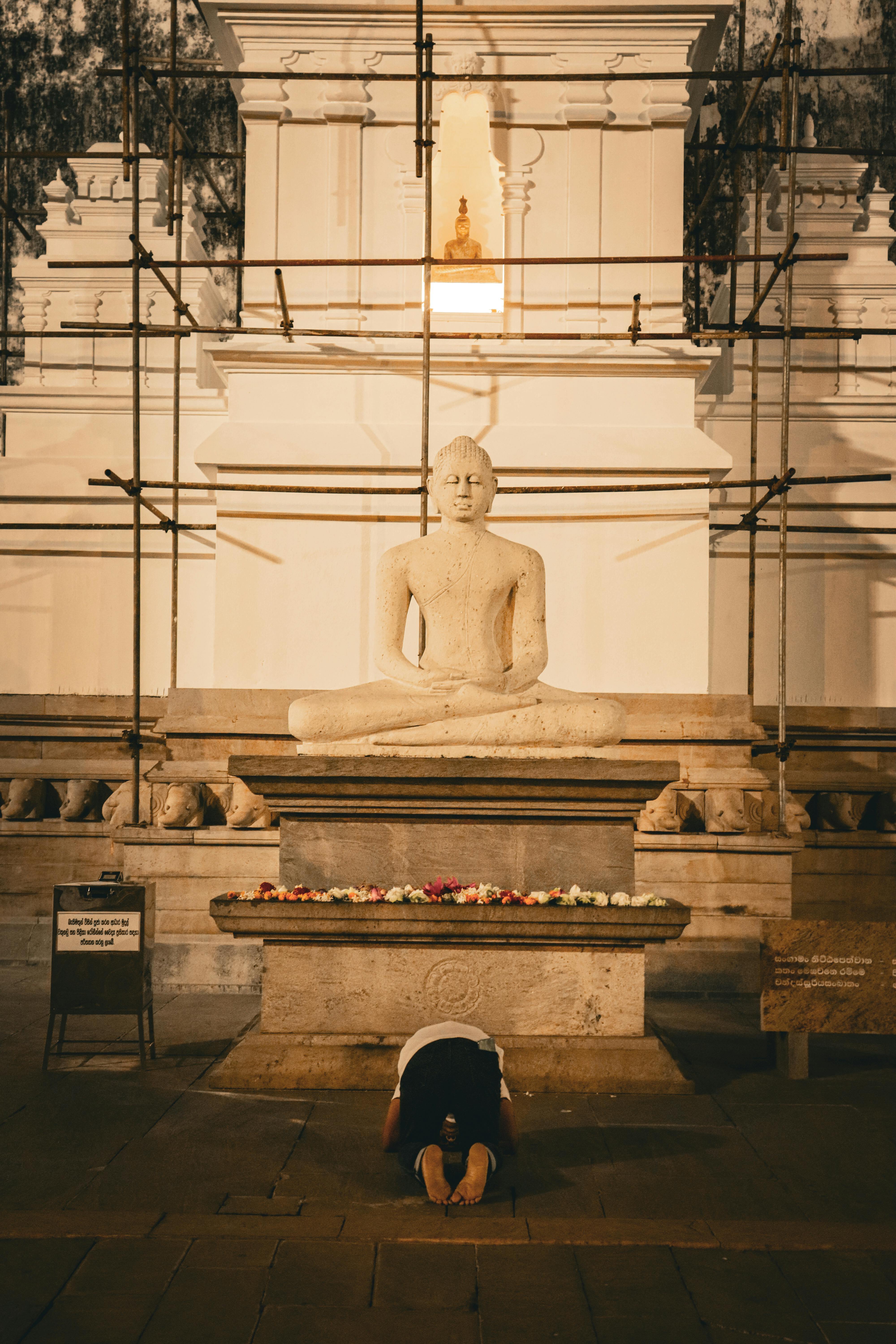 Buddha Statue by the Square · Free Stock Photo