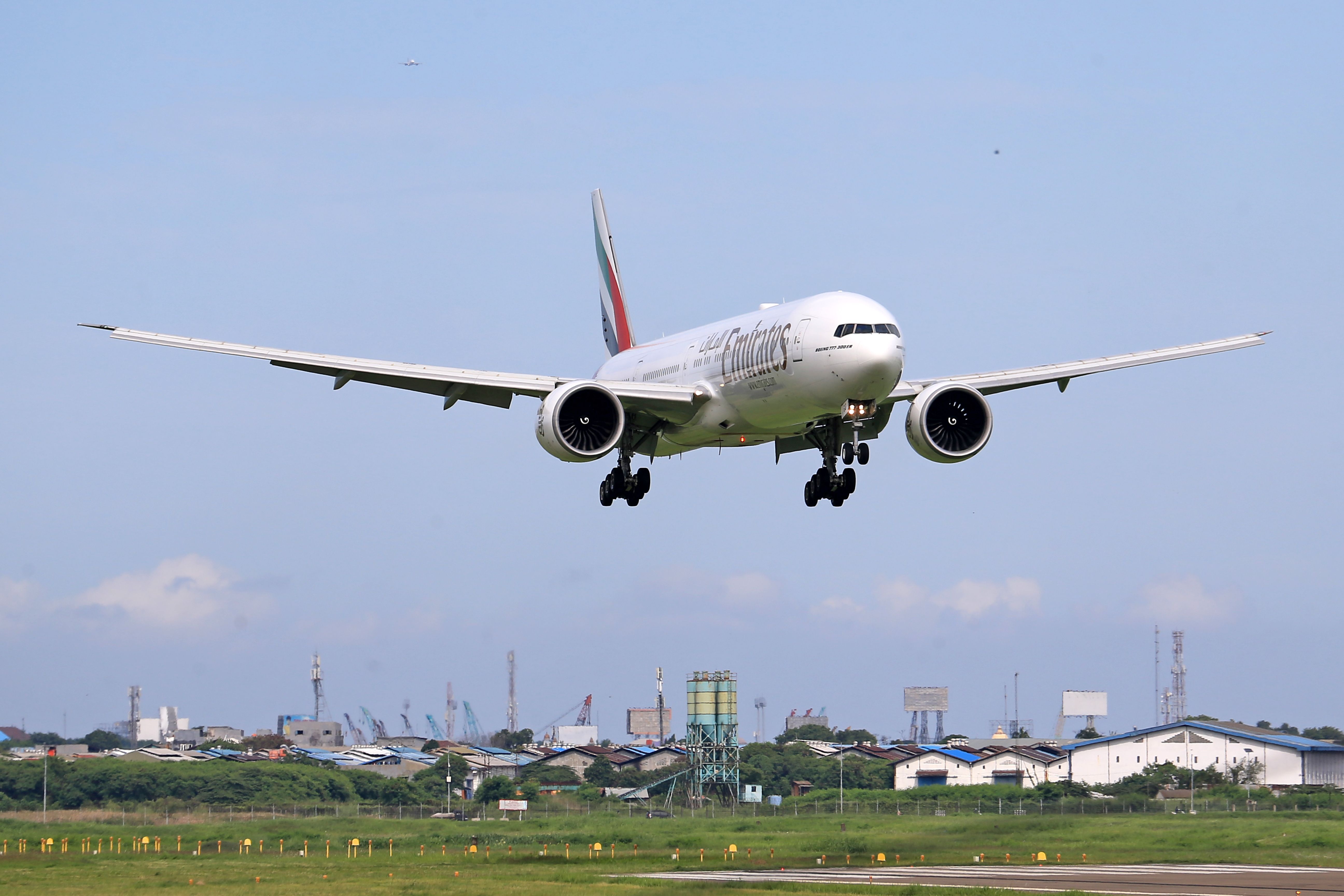 A large passenger jet taking off from an airport · Free Stock Photo