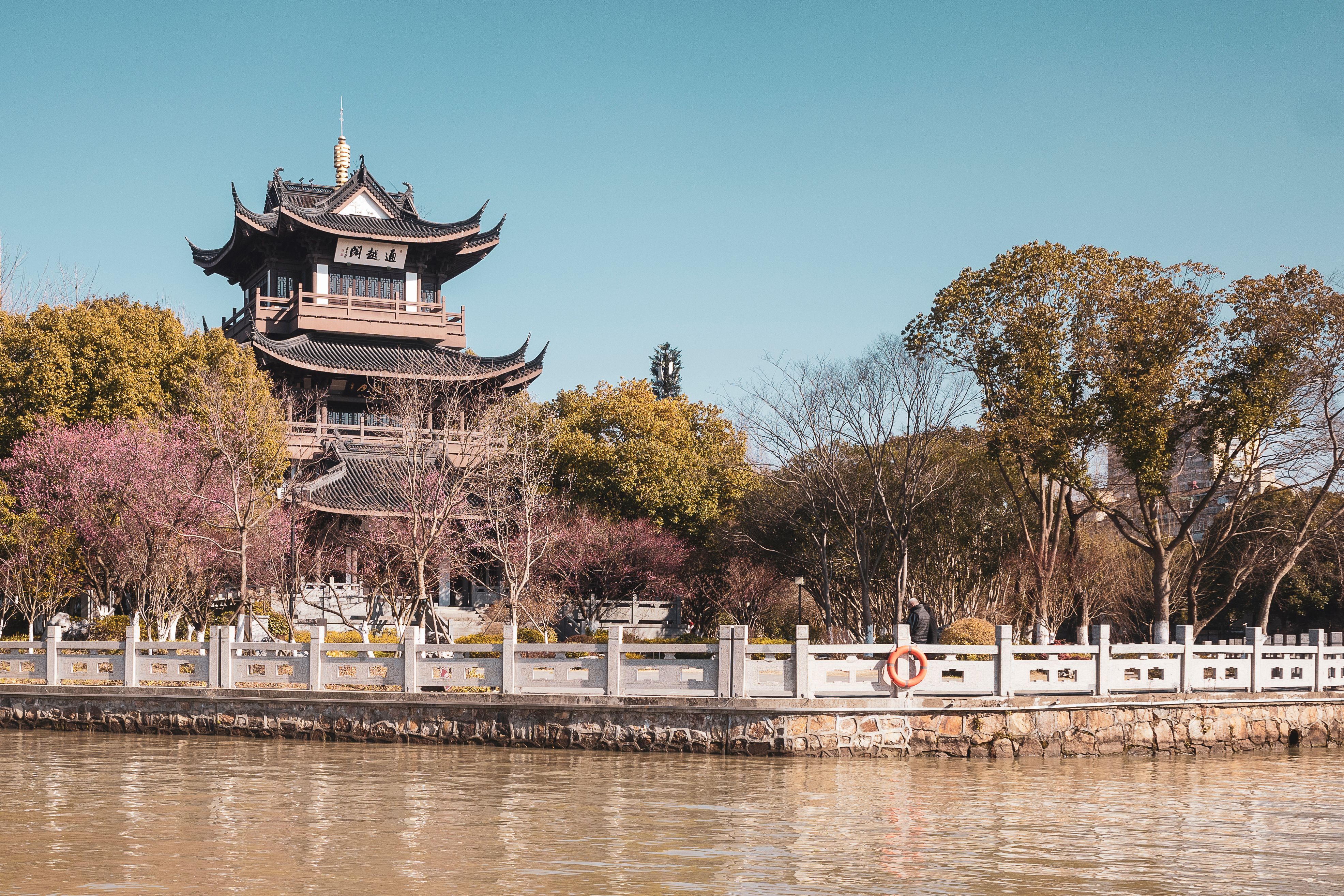Chinese Park with Traditional Building and Lake · Free Stock Photo