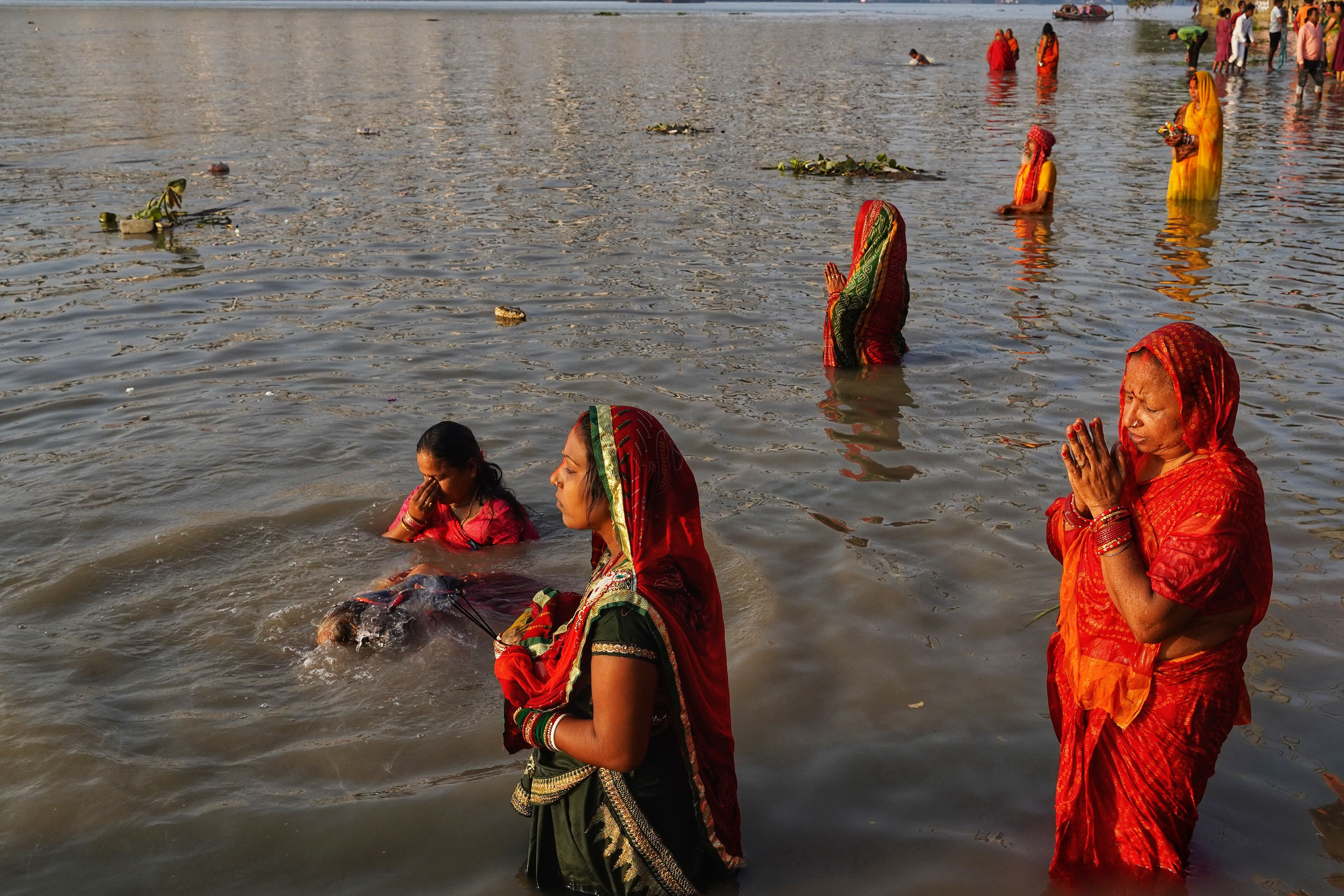 Indian Women standing in the Ganges River and Praying · Free Stock Photo